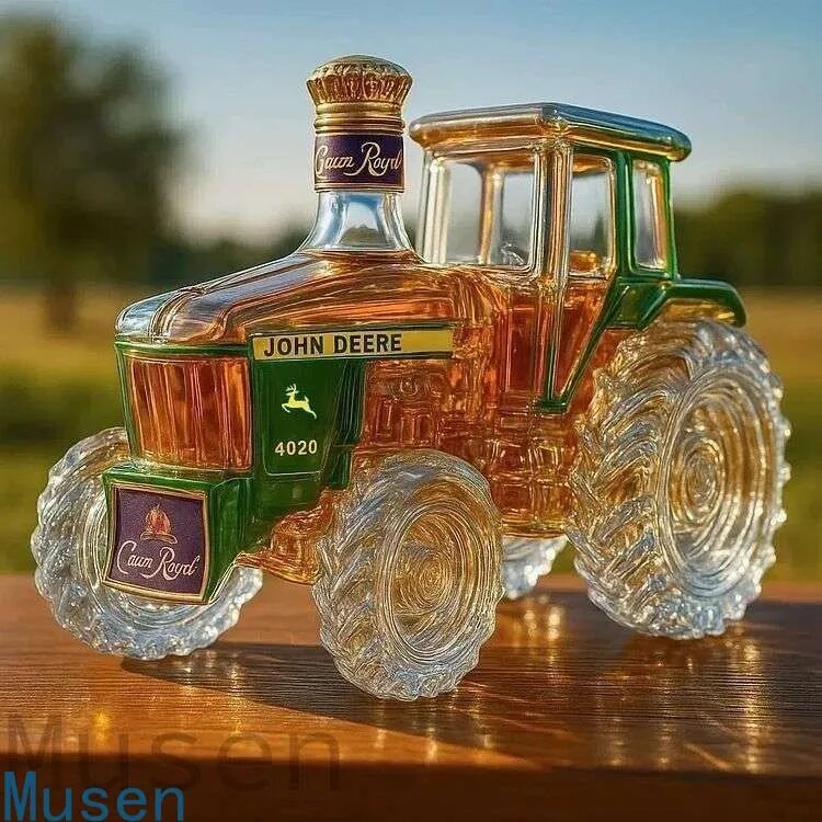 Бутылка в форме трактора John Deere Crown Royal, 0.35 л, 1 шт - для алкоголя и воды, стекло, золотистая