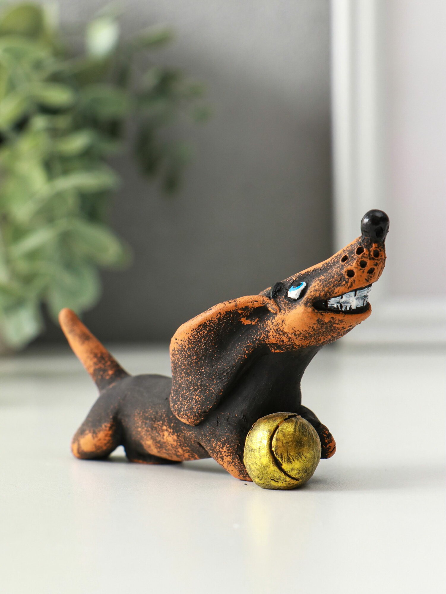 Фигурка полистоун "Такса с мячом", 4.5x9x4.3 см, цвет: коричневый