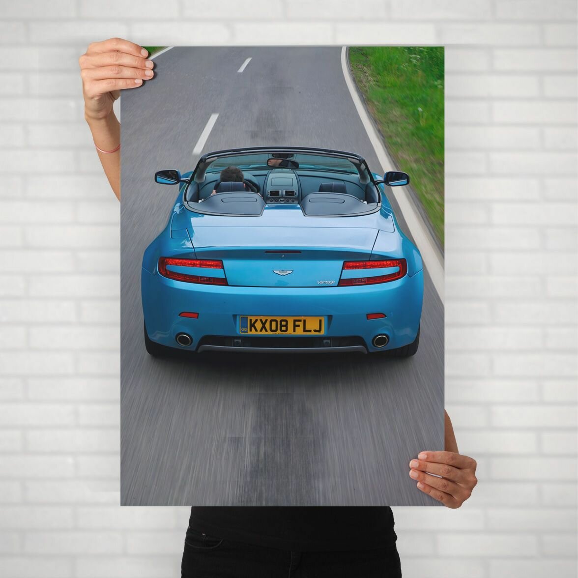 Плакат на стену для интерьера Кабриолет (Aston Martin V8 Vantage Roadster 8) - Постер по машинам родстерам с открытым верхом формата А2 (42x60 см)