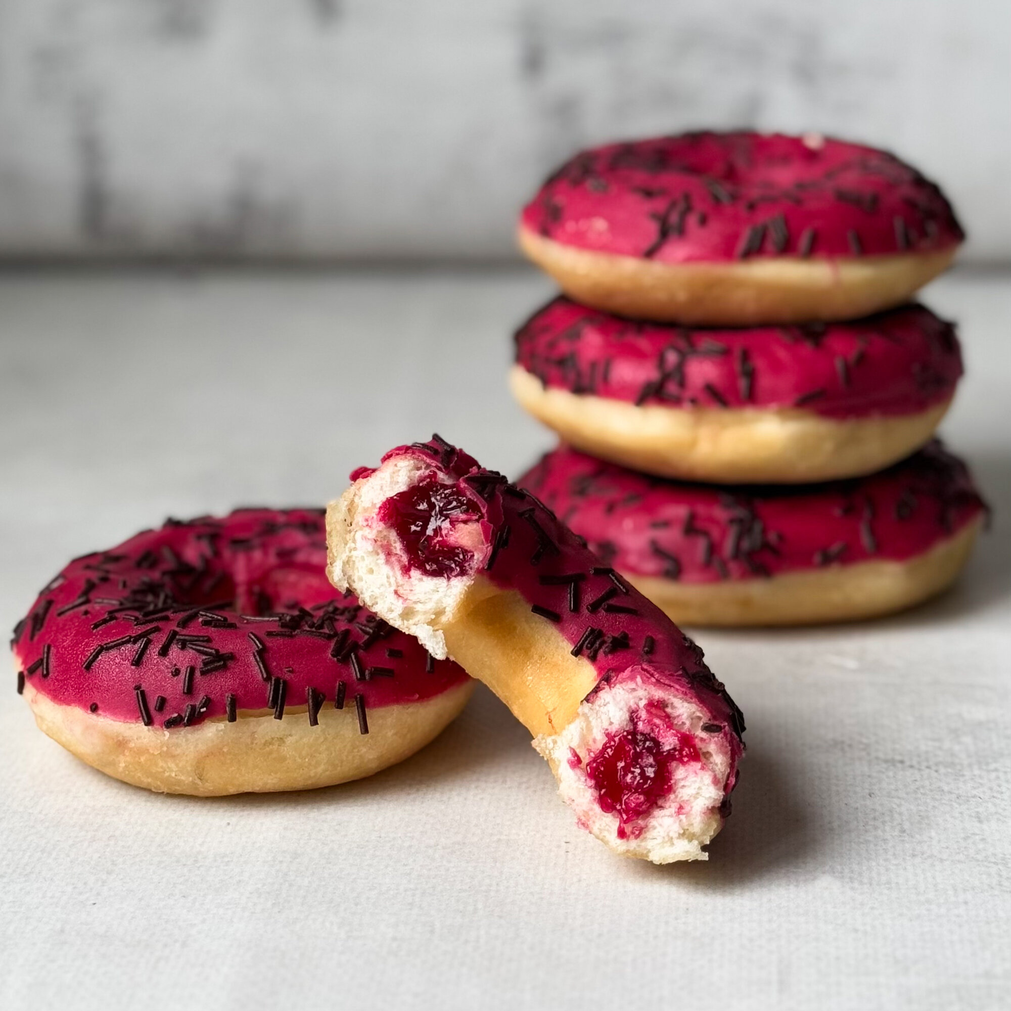 Глазированный десерт Dessert Fantasy "Донат", с вишневой начинкой, вишневый
