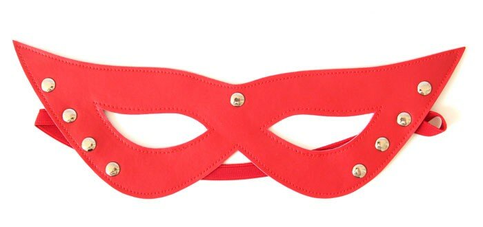 Маска LoveToy Классика красная с заклепками из экокожи для ролевых игр и БДСМ