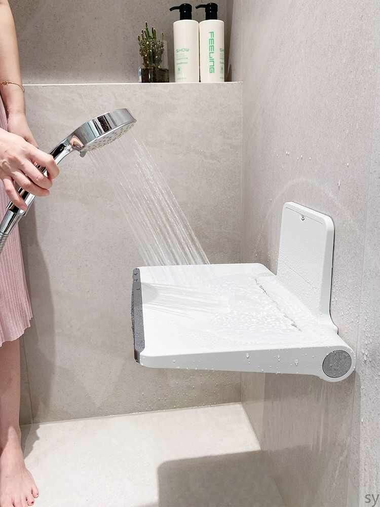 Складная душевая скамейка в ванной