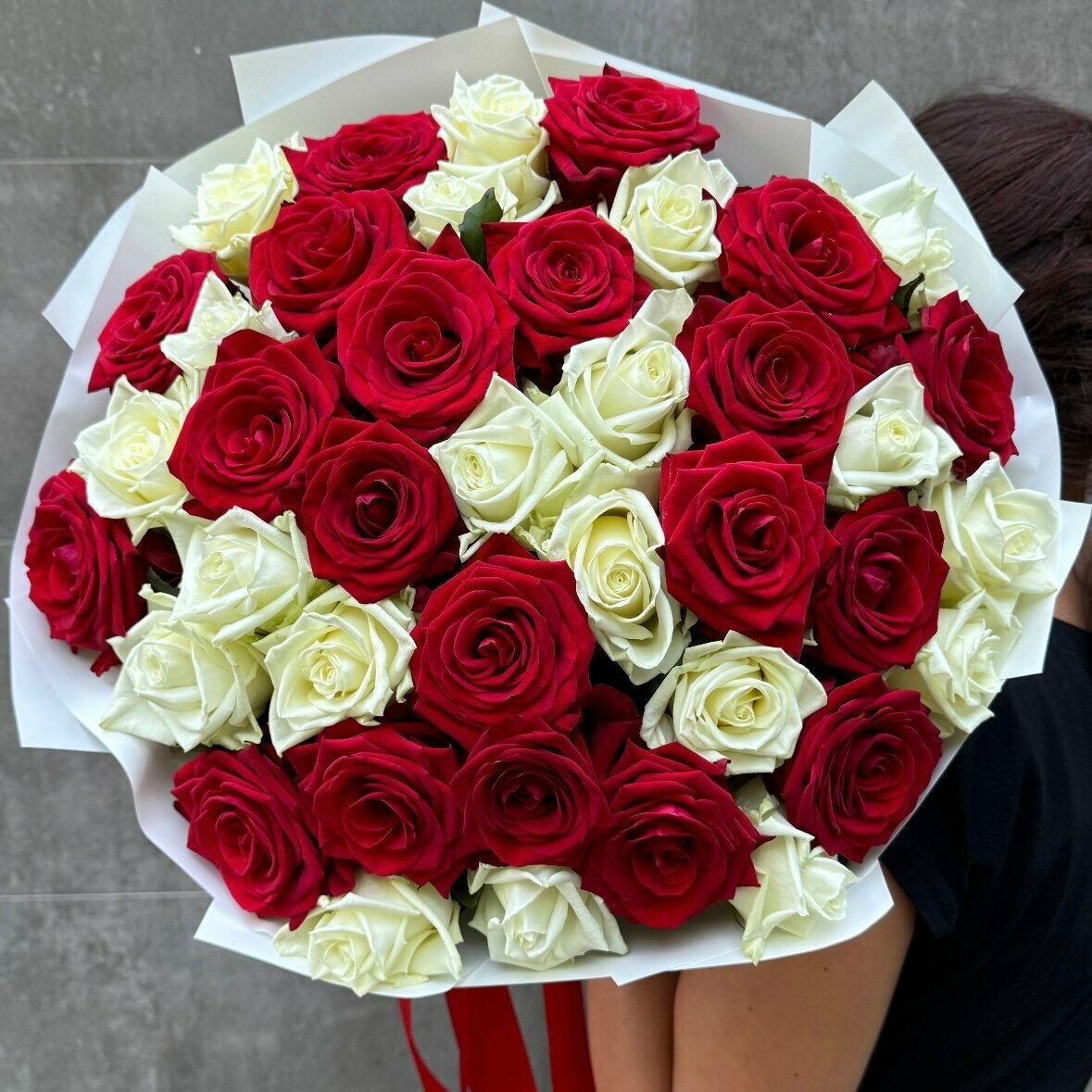 Букет из красных и белых роз 41 шт, красивый букет цветов, шикарный, премиум цветы, премиум букет