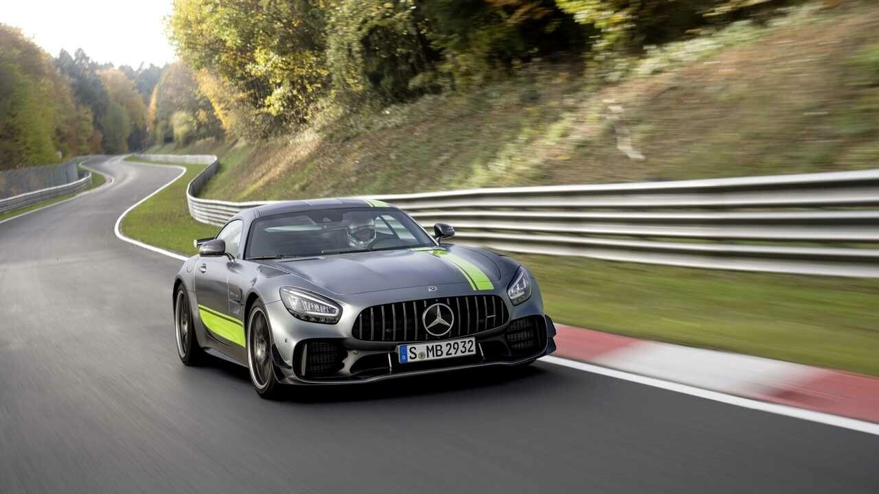 Картина на холсте 110x60 LinxOne "Мерседес бенц Движение" интерьерная для дома / на стену / на кухню / с подрамником