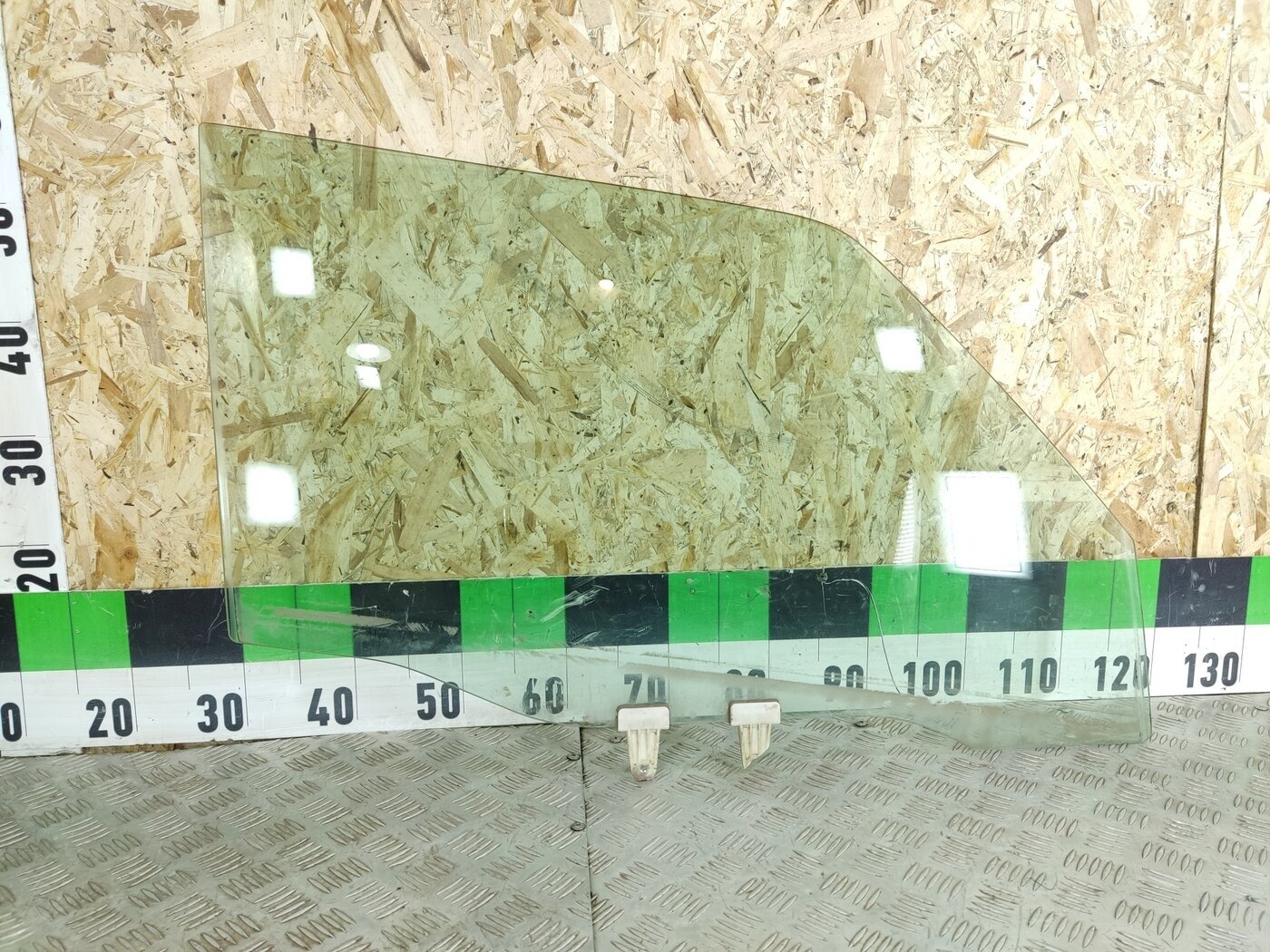 Стекло двери передней правой MAZDA Carol 2004-2009 1A0158511