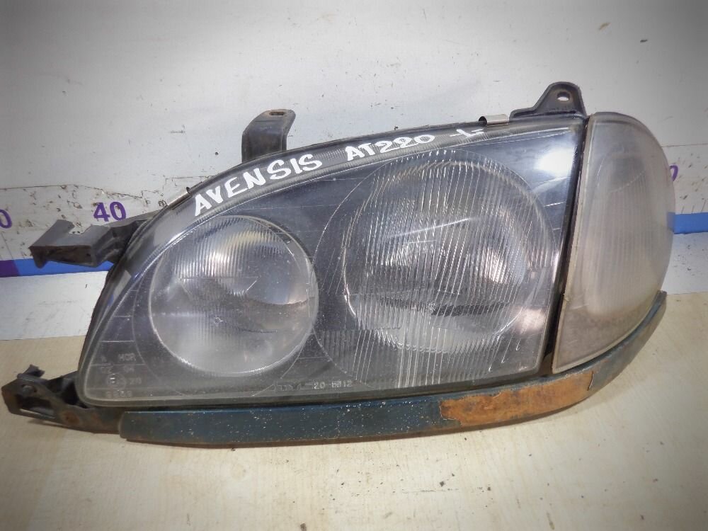 Фара левая Toyota Avensis 205612082B