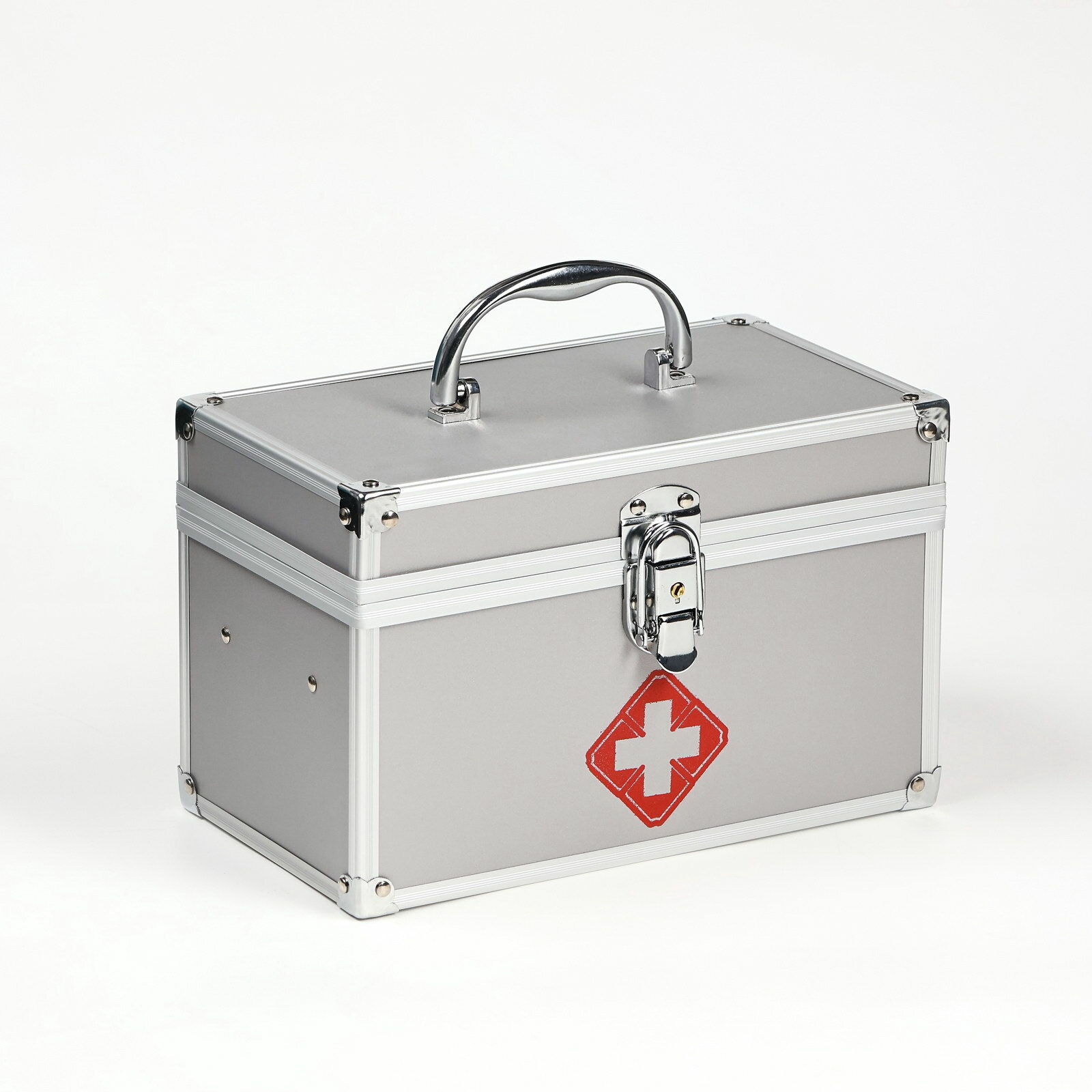 Металлический кейс, 24x13x3.5 см, размер упаковки: 20 x 17 x 26 см.