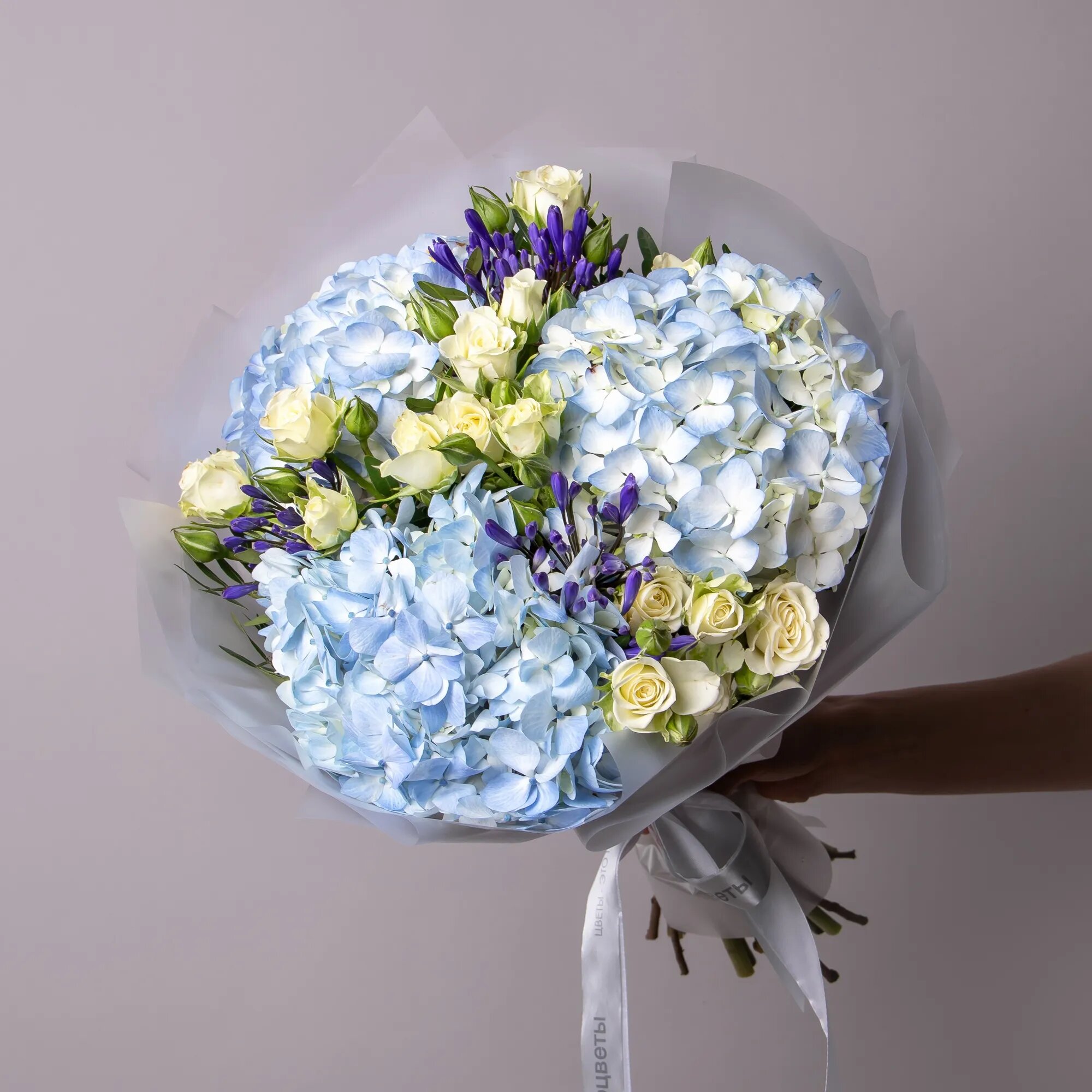 Букет цветов Триобукет из голубой гортензии, белой кустовой розы и агапантуса в коробке и аквабоксе от "Простоцветы"