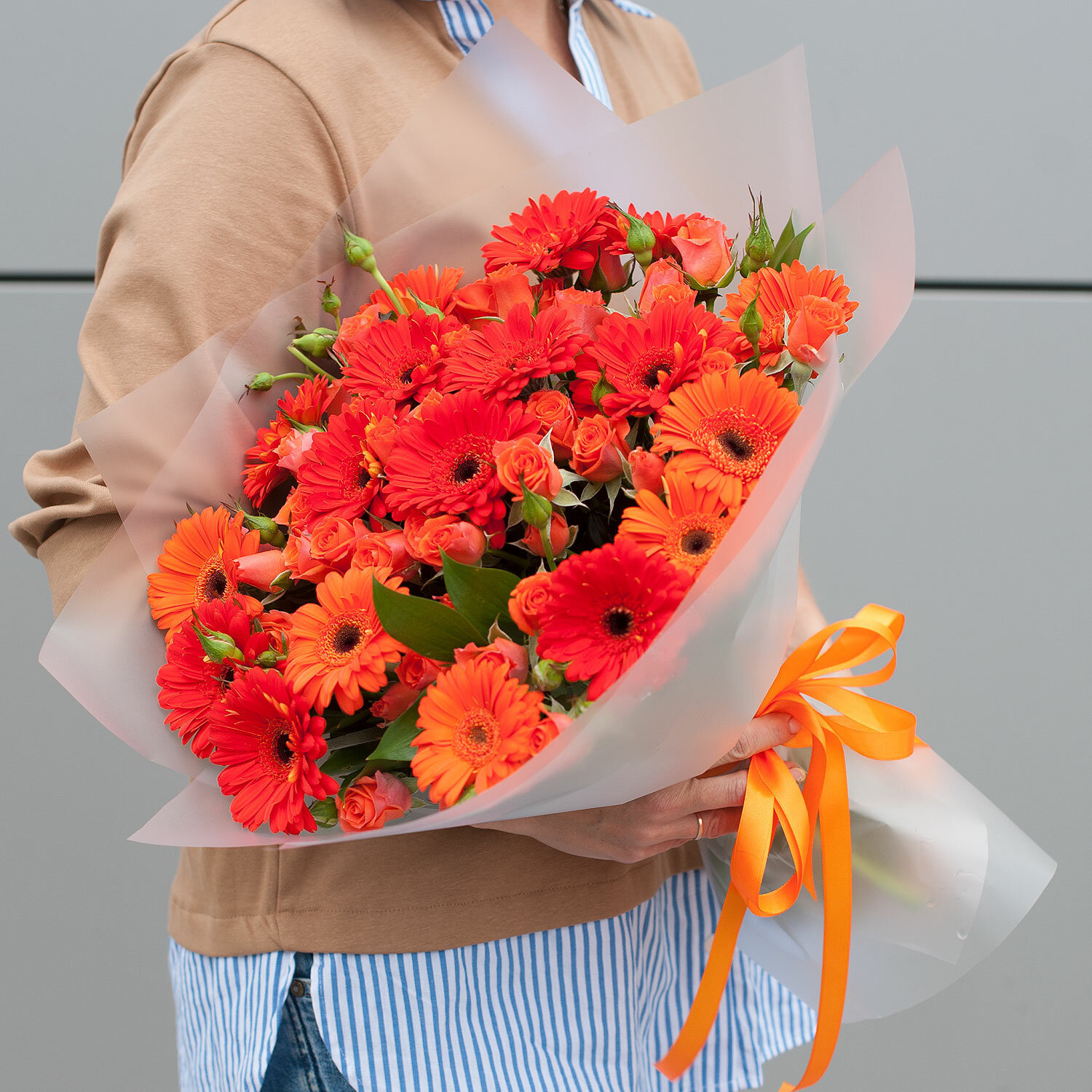 Букет в оранжевой гамме из минигербер и кустовых роз "Оранжевое солнце"