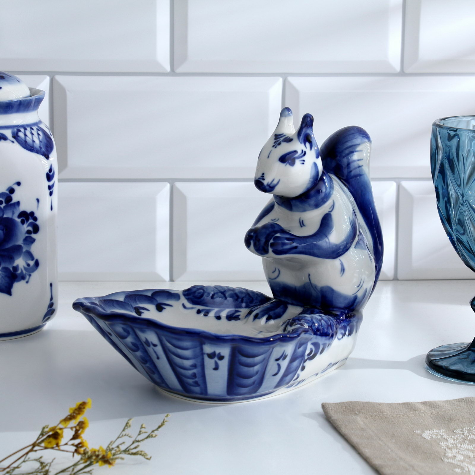 Блюдо фарфор "Орешница. Белочка", 23.5x16 см, гжель, тематика праздника: 8 марта