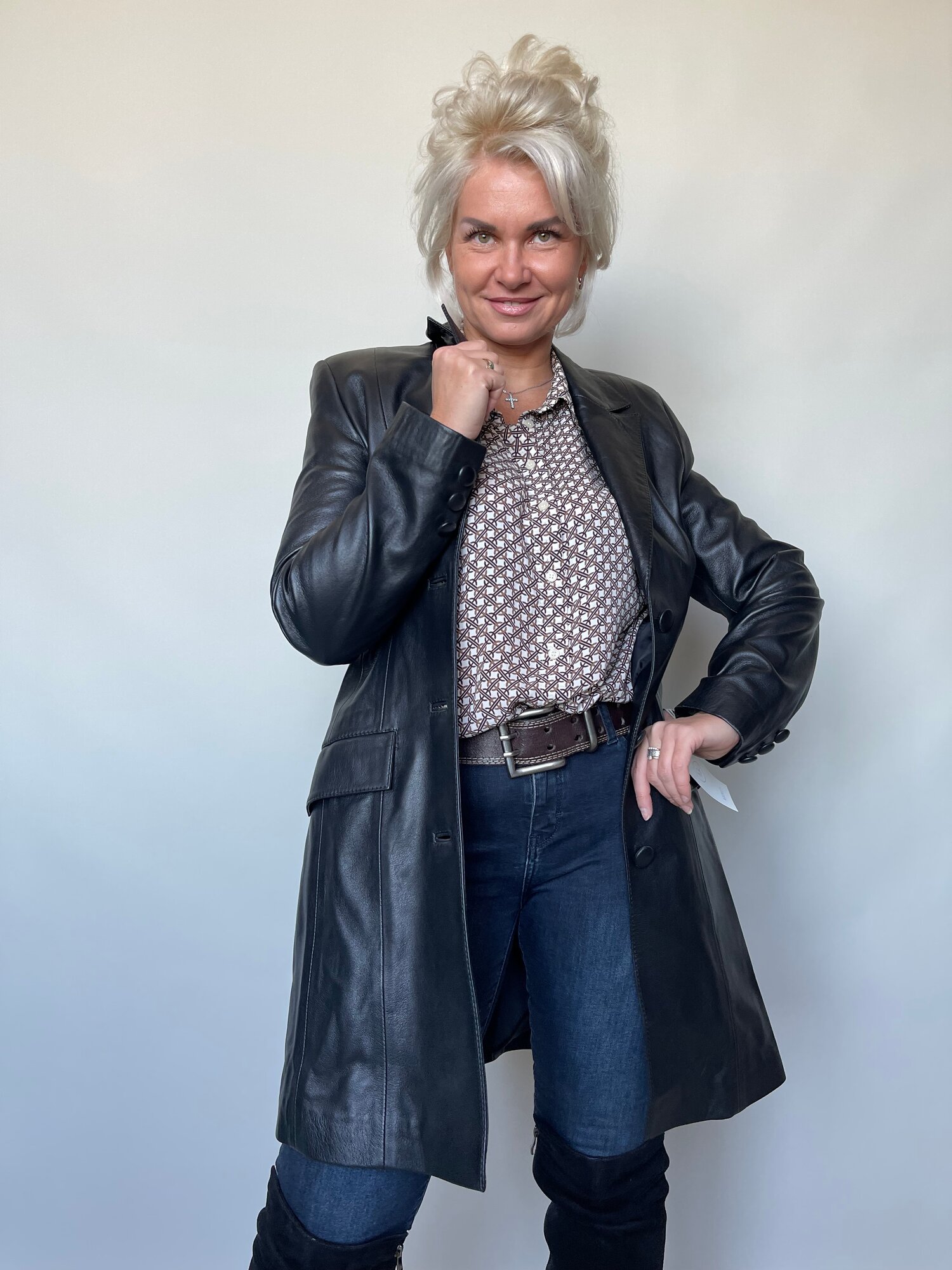 Плащ женский натуральная кожа цв.черный р.40-42 /12379/