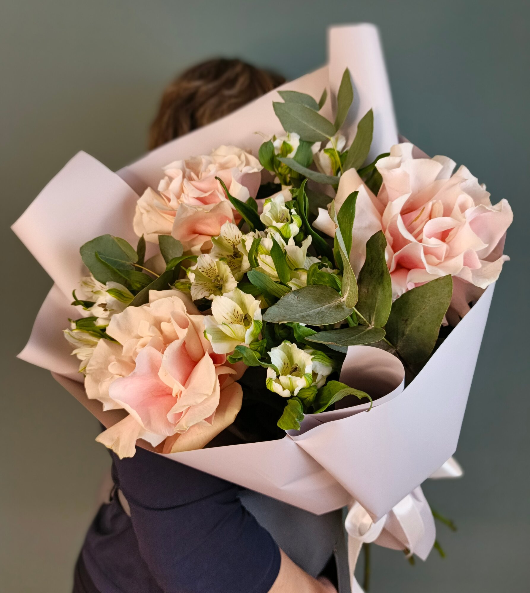 Букет цветов "Франция", альстромерия, роза французская, диаметр 42 см, высота 55 см