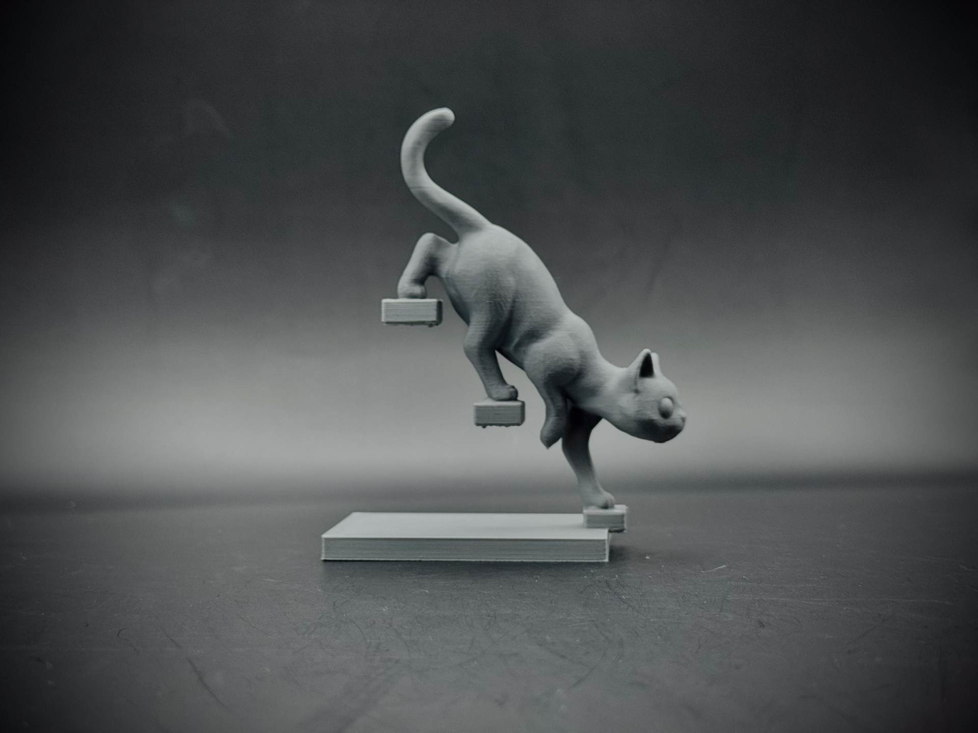 Интерьерная Скульптура Балансирующий кот. Пластик. ВЫсота 12 см. Пластик