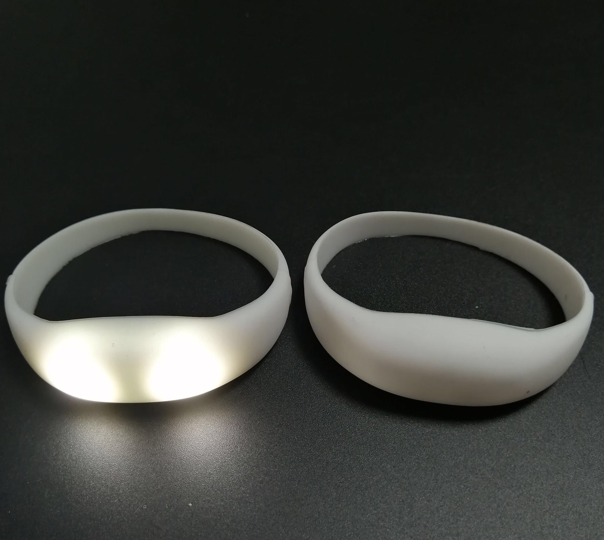 Браслет светящийся 10 штук для вечеринки для детей и взрослых белый