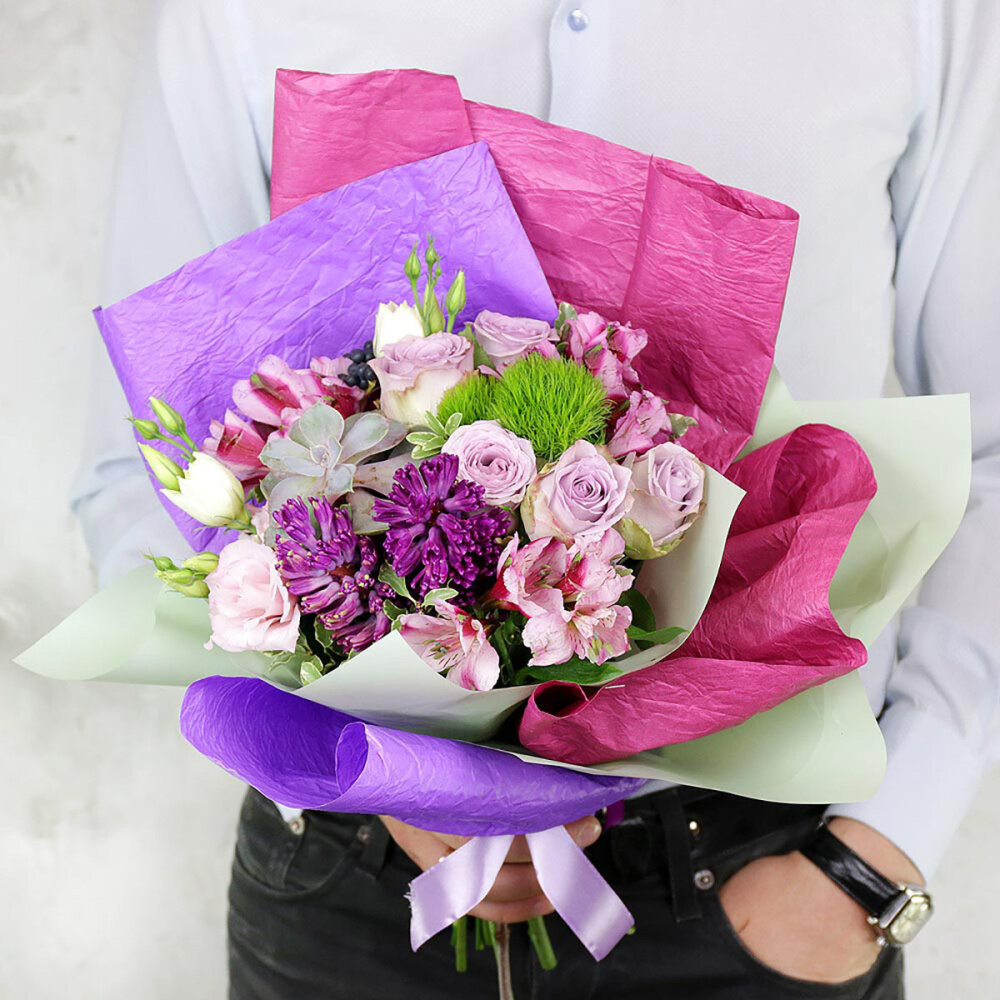 Букет из роз, альстромерии, гвоздик и барбареллы, на стеблях, высота 35 см