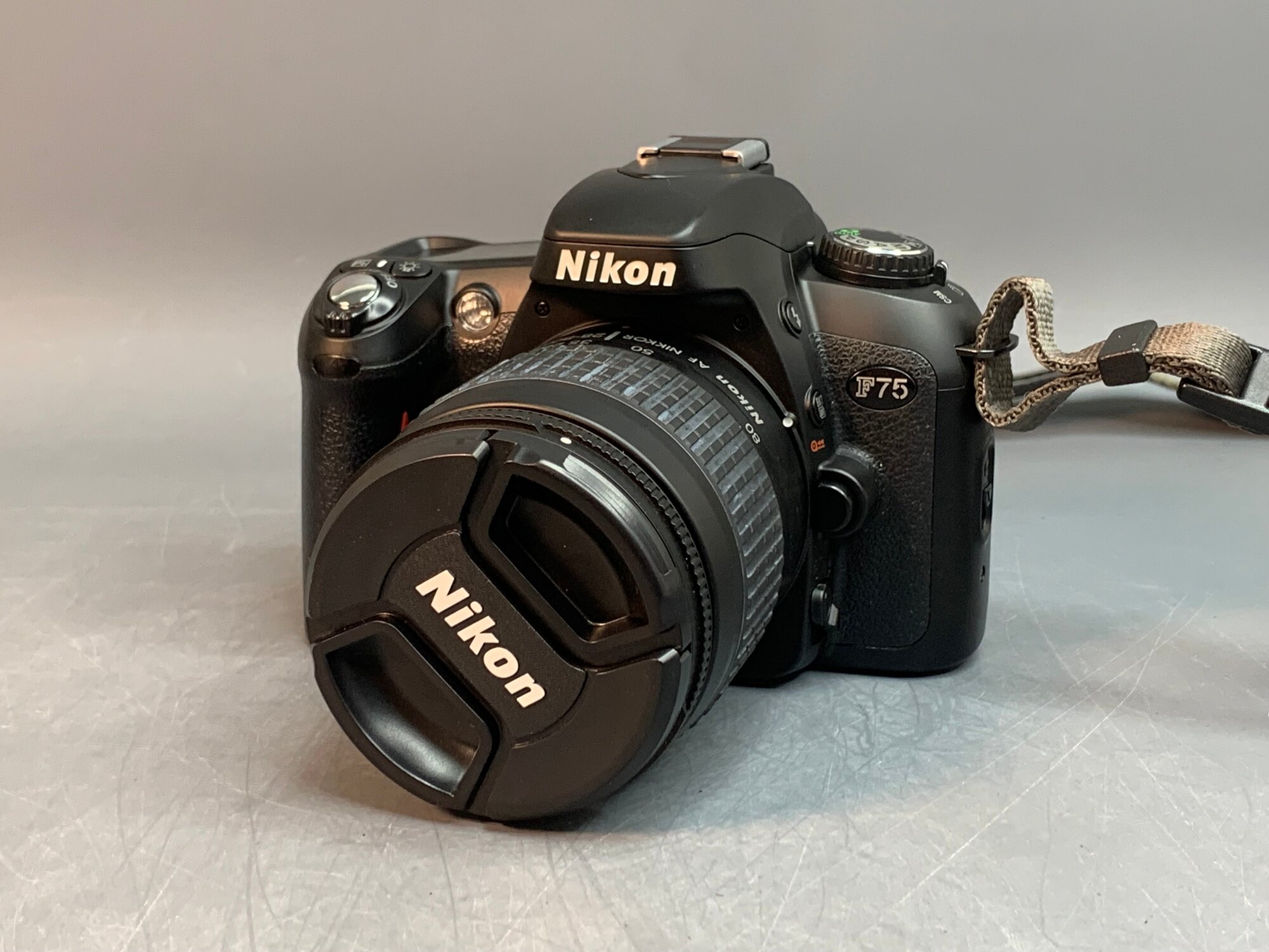Nikon F75 Kit 28-80mm