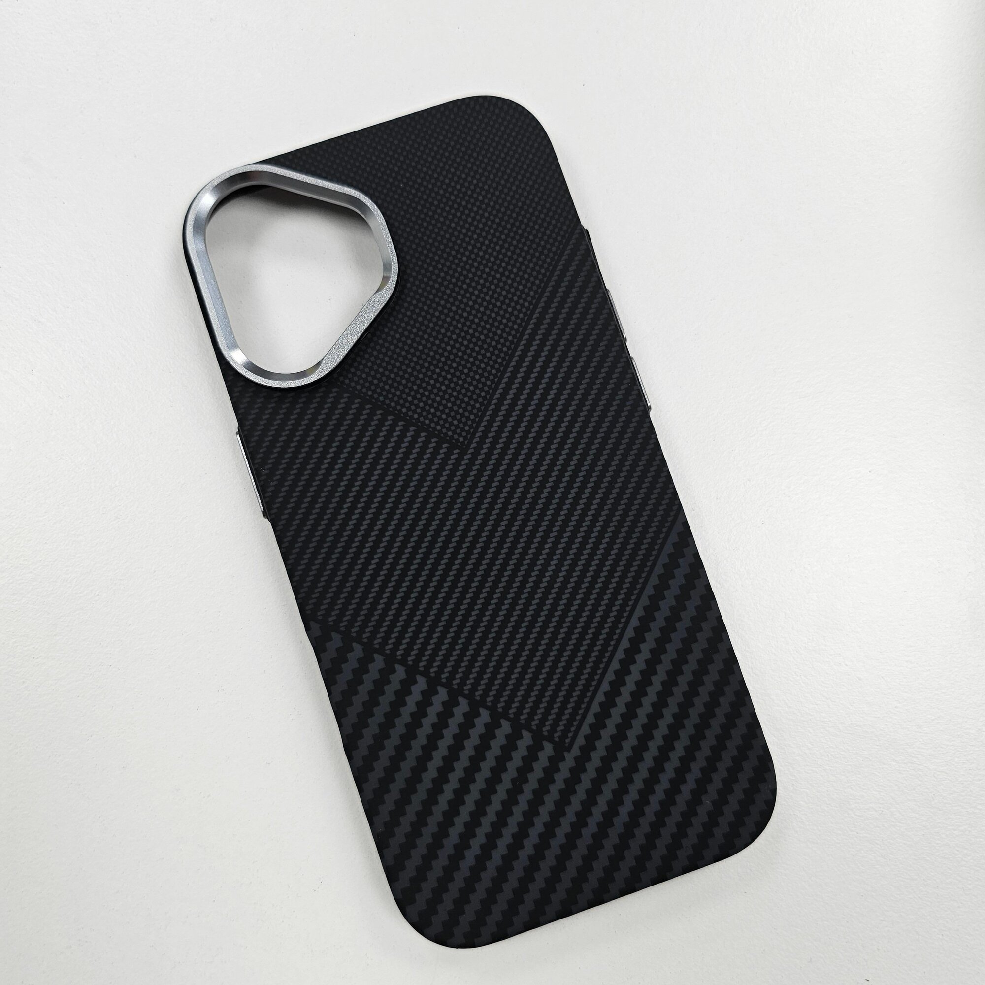 Корпус для iPhone 17, карбон, Soft Touch, черный