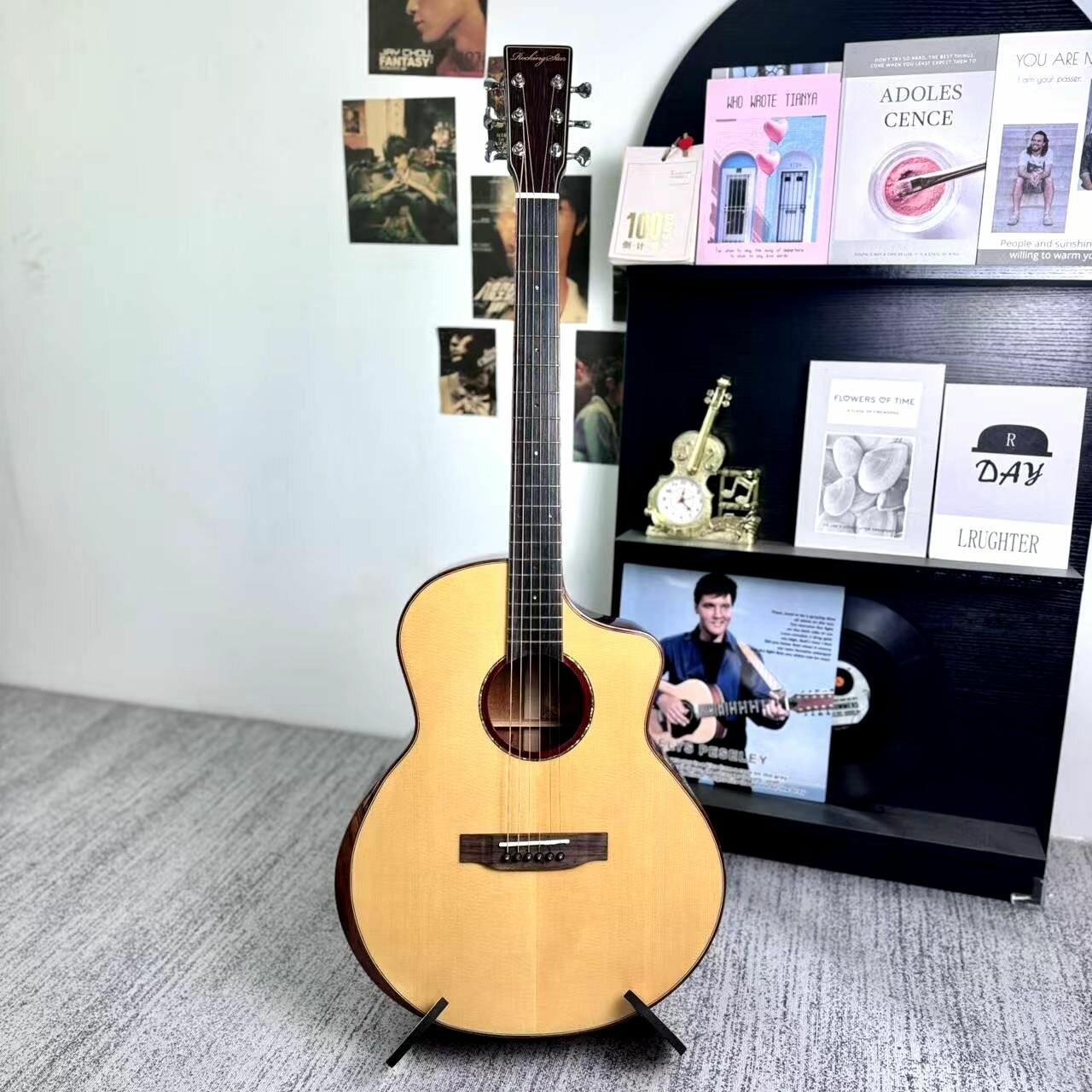 41-дюймовая народная гитара из массива дерева. Оснащен многофункциональным звукоснимателем и электроакустической гитаройх