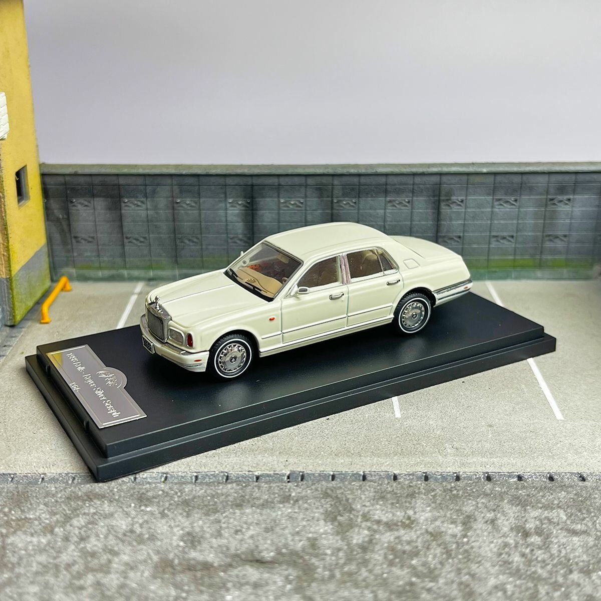 GFCC 1:64 1998 Rolls Royce Silver Seraph Легковая модель автомобиля, светло-желтый