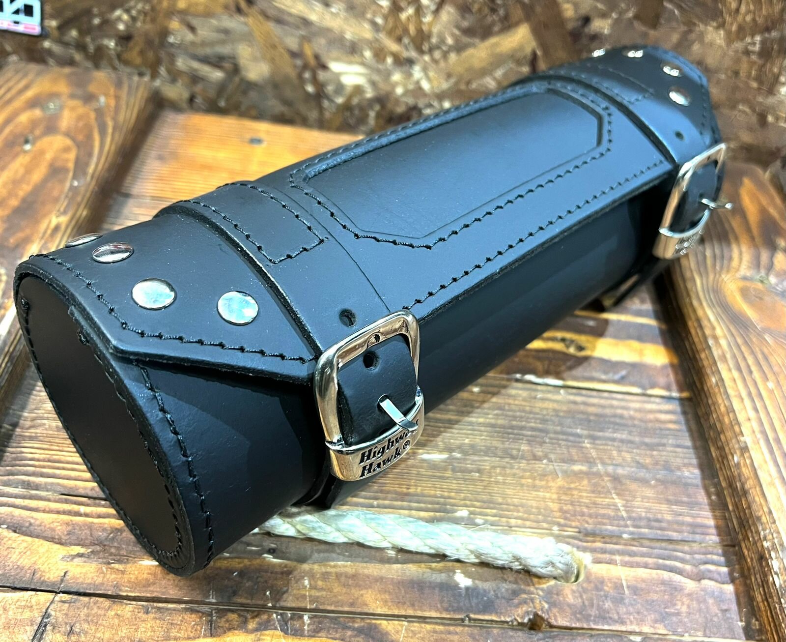 Батон на мотоцикл Highway Hawk кожа (черный)