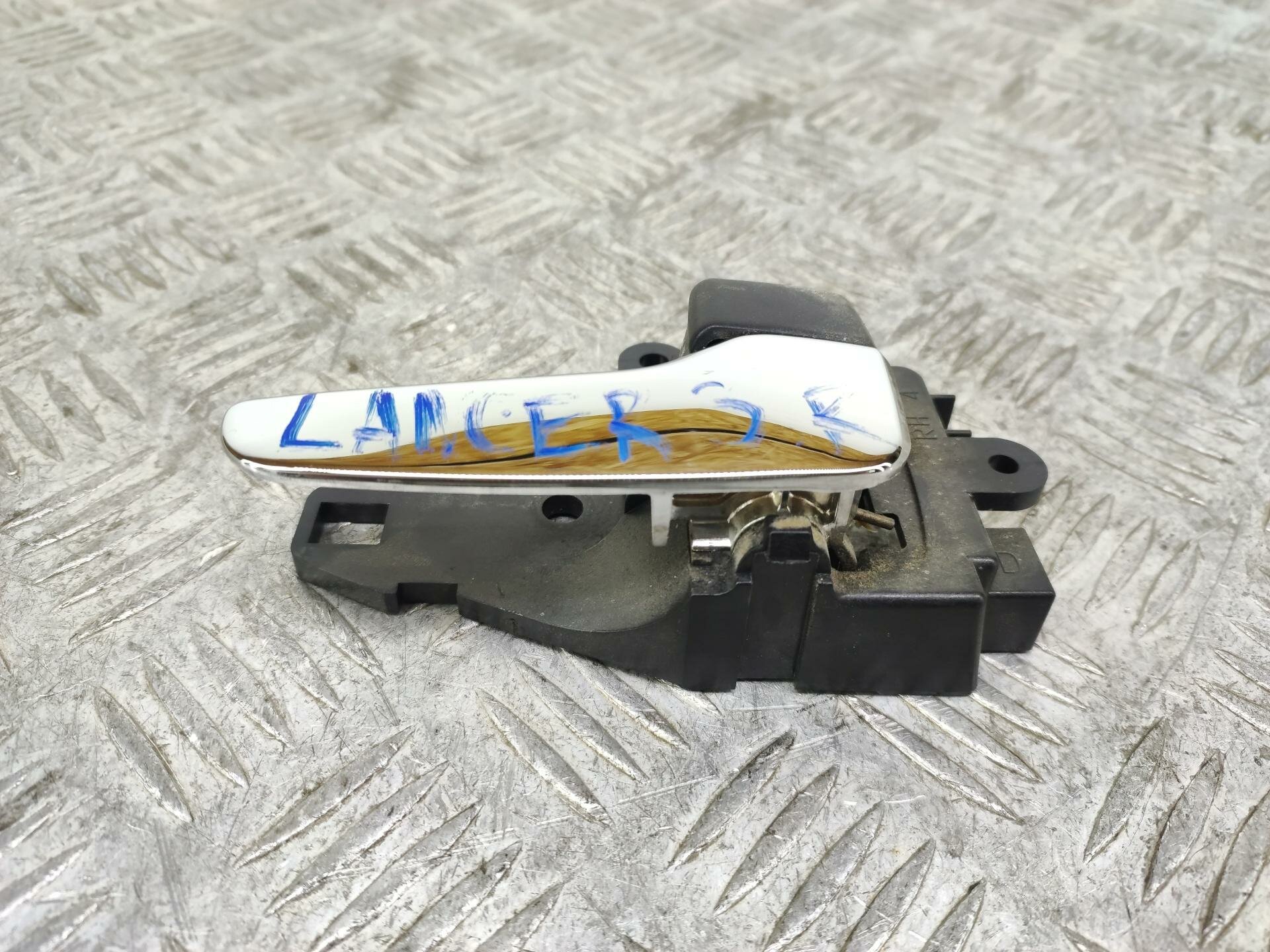 Ручка внутренняя двери задней правой Mitsubishi Lancer 10 (2007 - 2010) MN105360