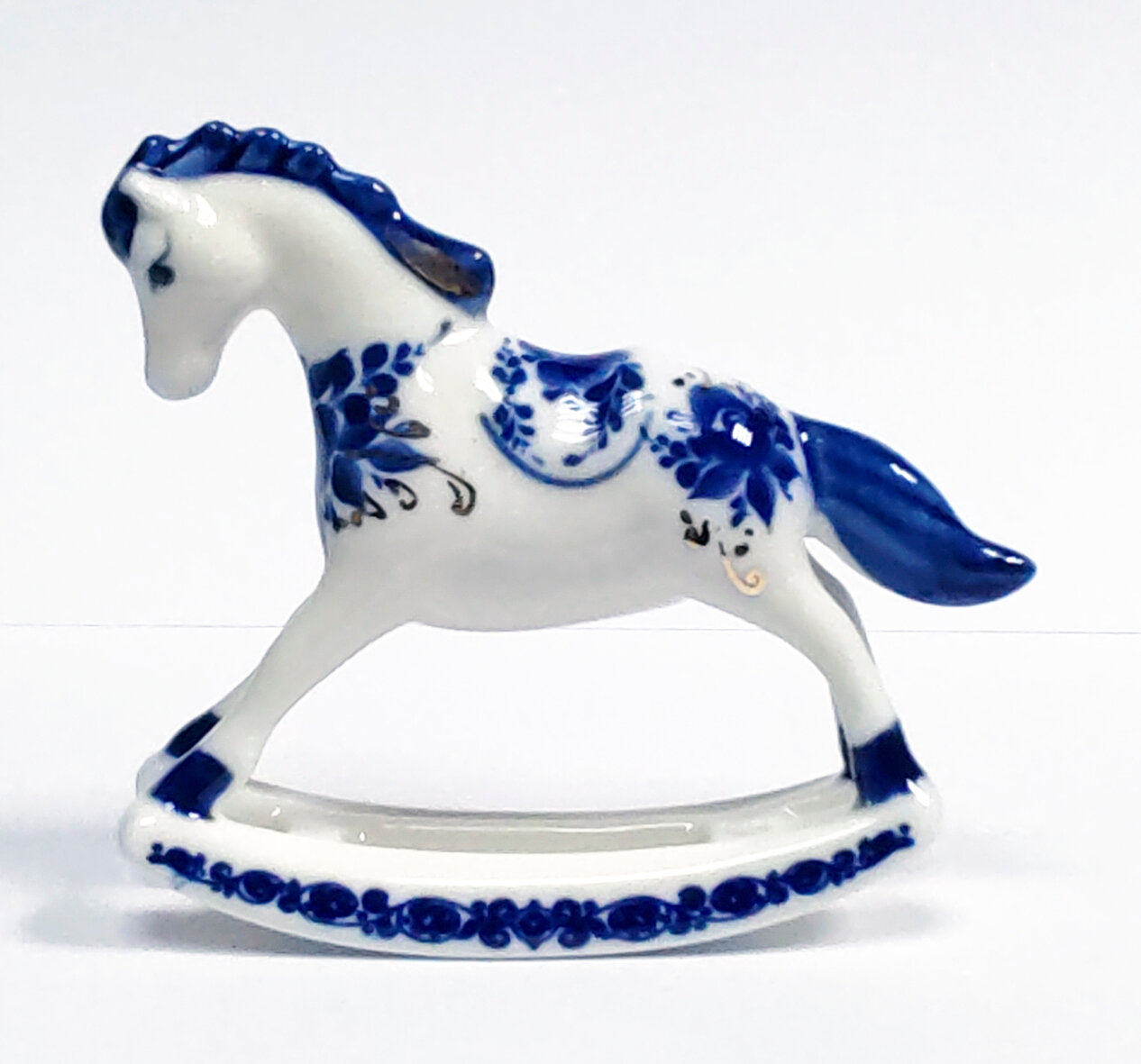 Статуэтка из фарфора конь-качалка. Ручная подглазурная роспись Гжель с золотом Россия. Сувенир символ 2026 года.