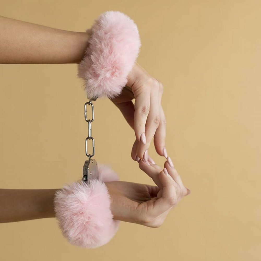 Наручники с пушистым мехом светло розовые