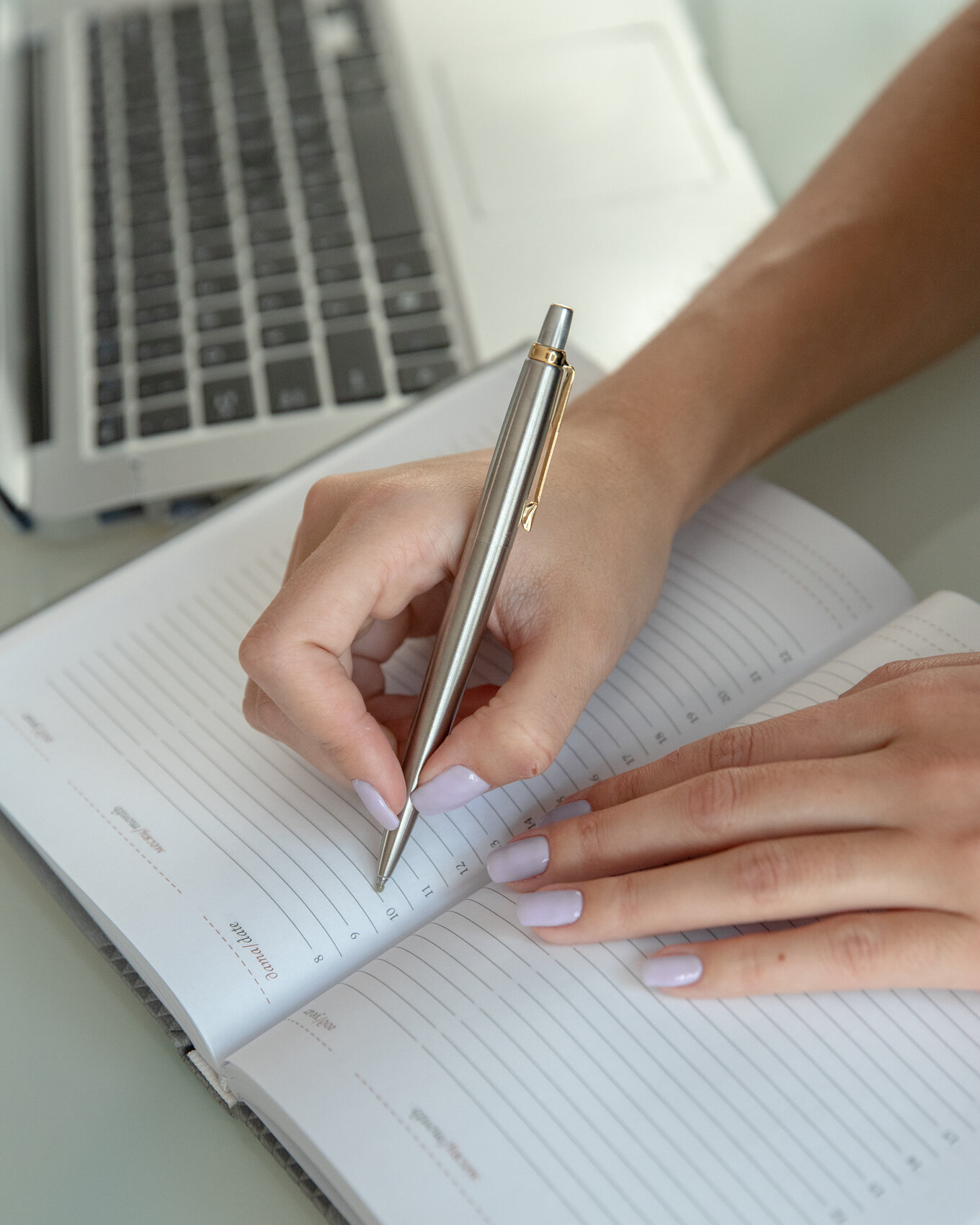 Шариковая ручка Parker Jotter Essential, St. Steel GT в подарочной коробке, стержень: Mblue