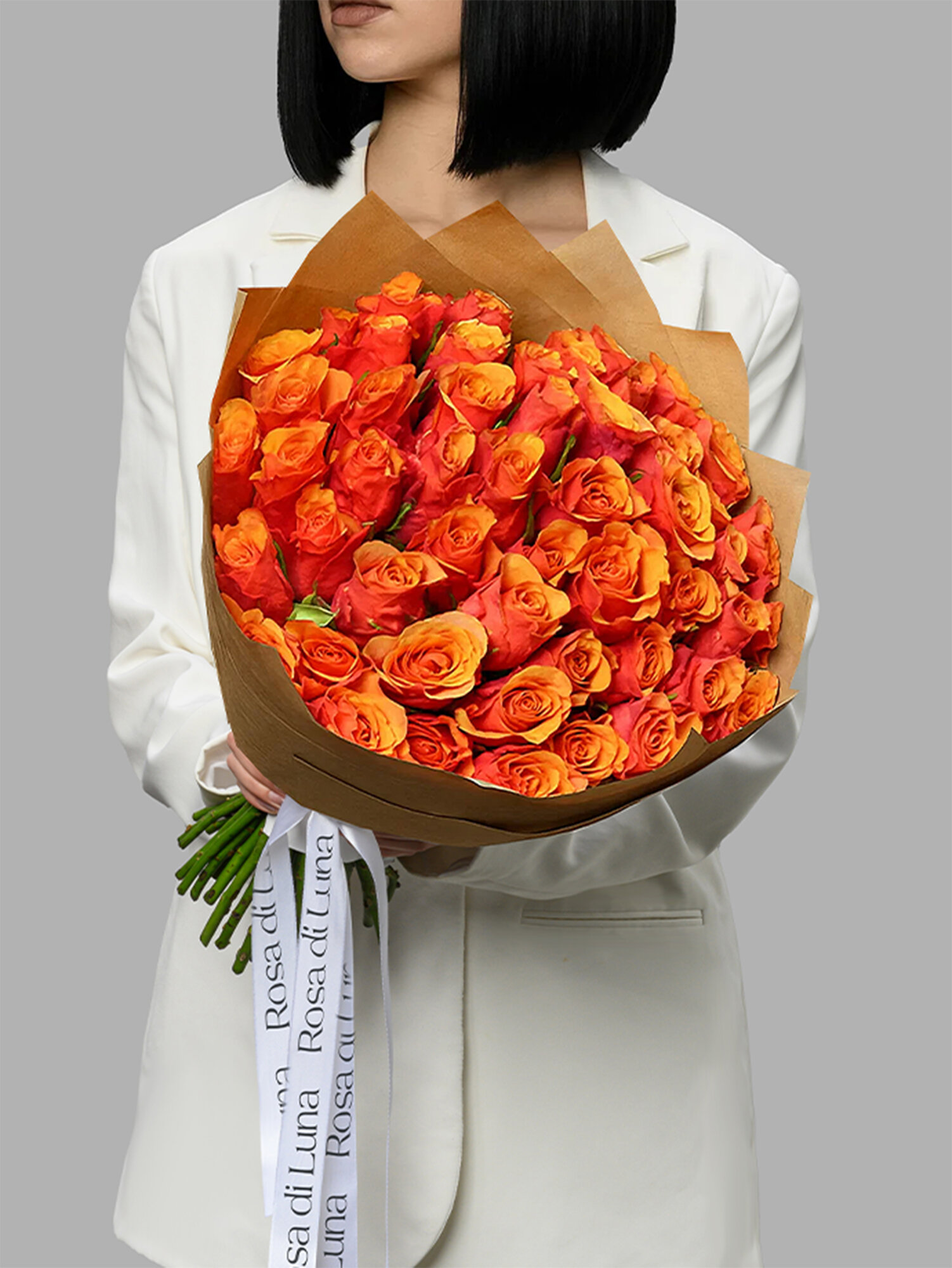 Букет из 85 оранжевых кенийских роз Rosa Di Luna (Роза Ди Луна) в крафтовой упаковке