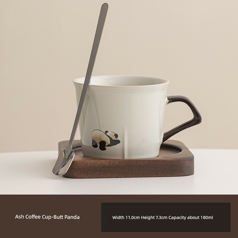 Набор фарфоровой кружки с игривым дизайном «Панда задорная», ложкой и подстаканником для неформального чая
