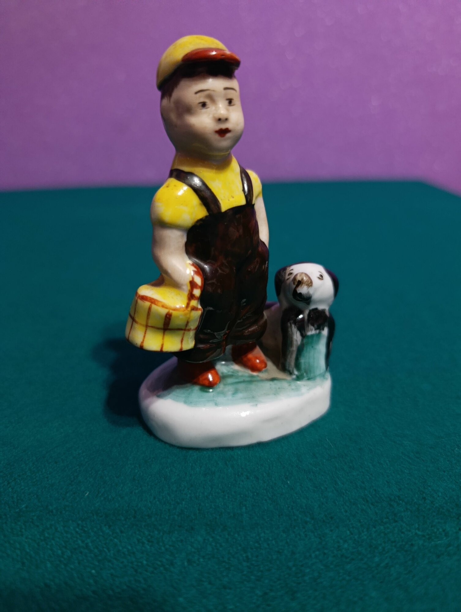 Фарфоровая статуэтка " Мальчик грибник с собакой". бронницы, СССР. редкость
