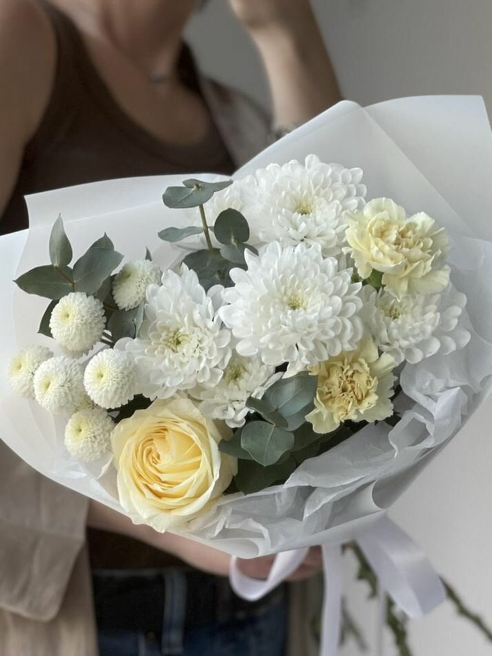 Букет "Лунное сердце", микс розы и гвоздики, кремово-белые оттенки, 5 цветков