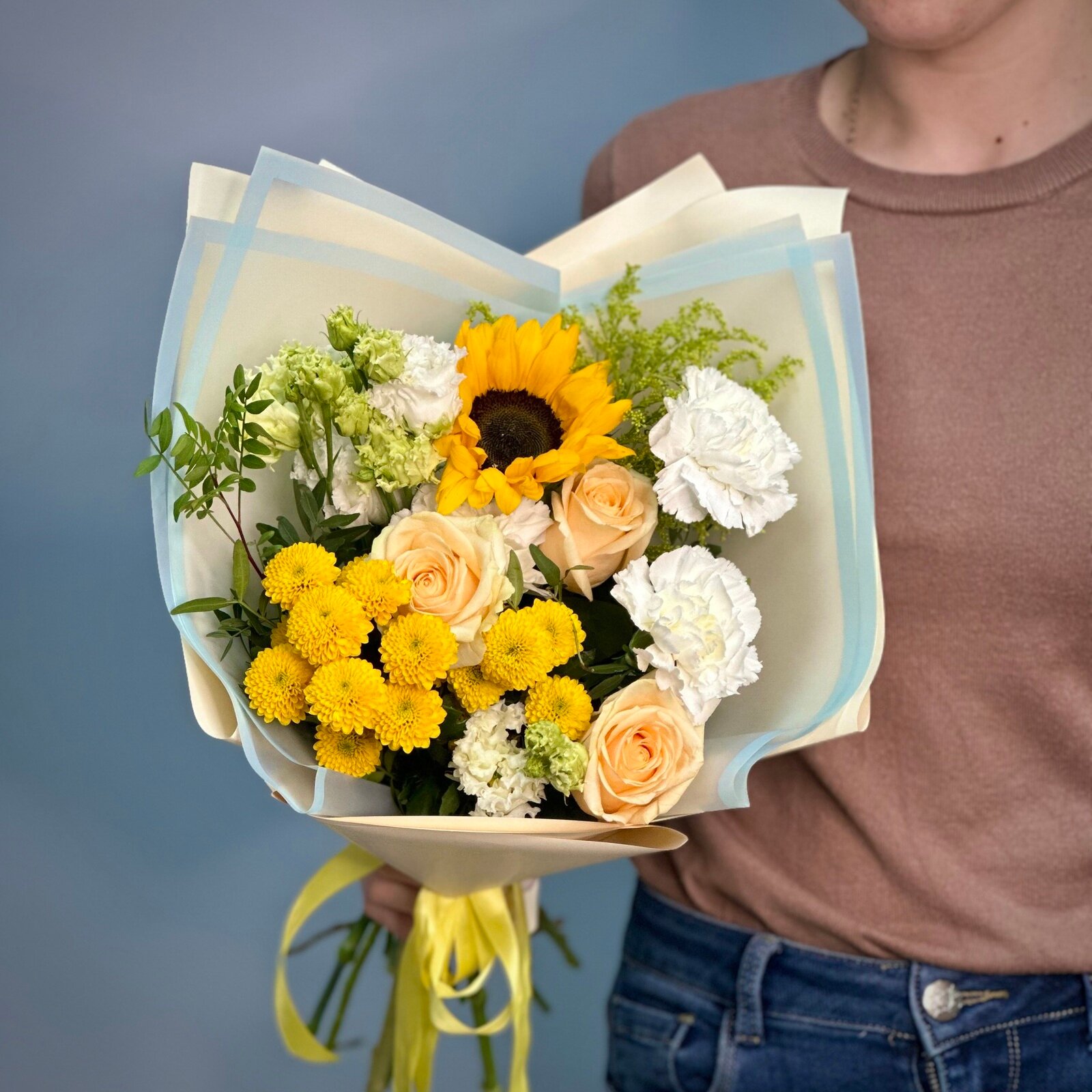 Букет из хризантем, роз, подсолнухов, гвоздик и лизиантуса "Ветерок" в стильной упаковке. «365 Поводов» - живые цветы с доставкой — фото 1
