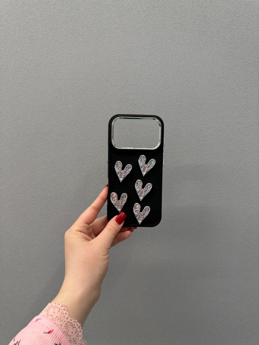 Чехол на Iphone 17 Pro , цвет черный , с крепко приклеенными фигурками . — фото 1