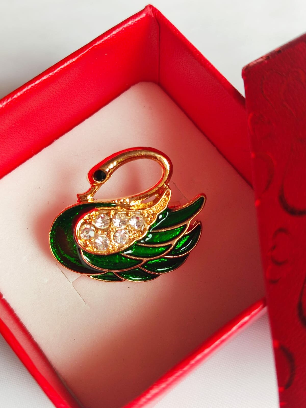 Брошь, эмаль, стразы