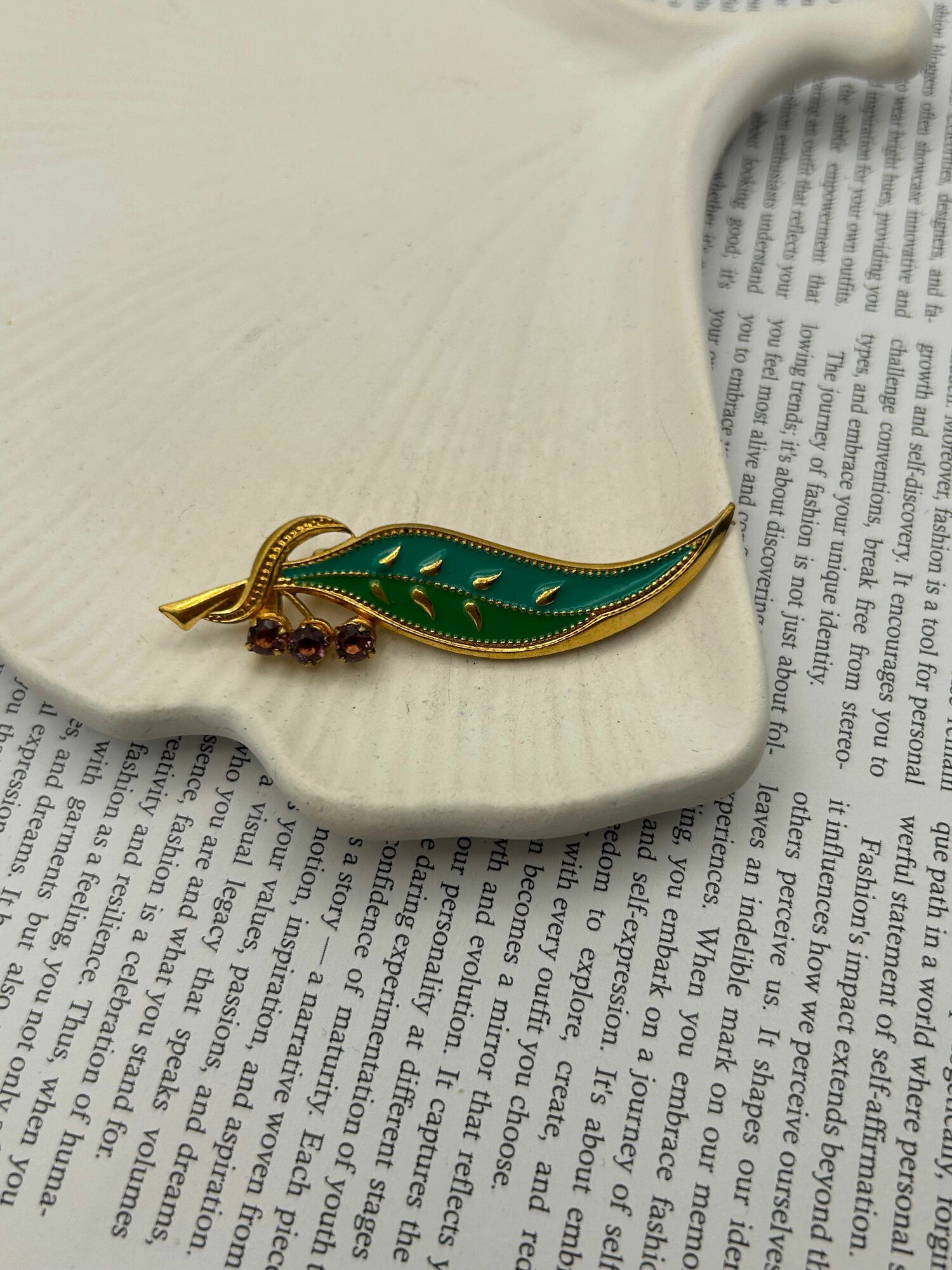 Винтажная позолоченная брошь Лист, эмаль, клеймо