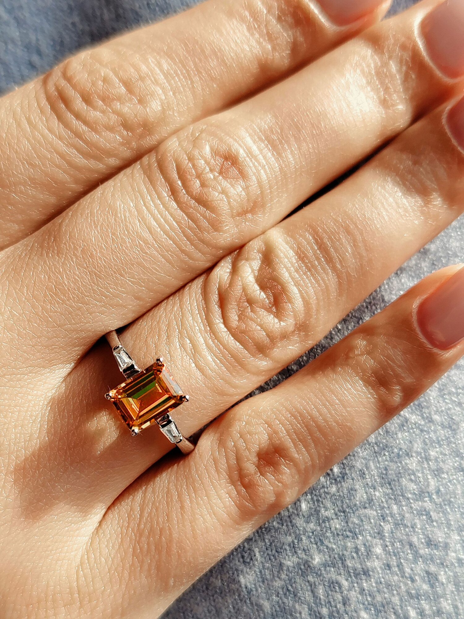 Кольцо тонкое, серебро, 925 проба, родирование, султанит синтетический, фианит