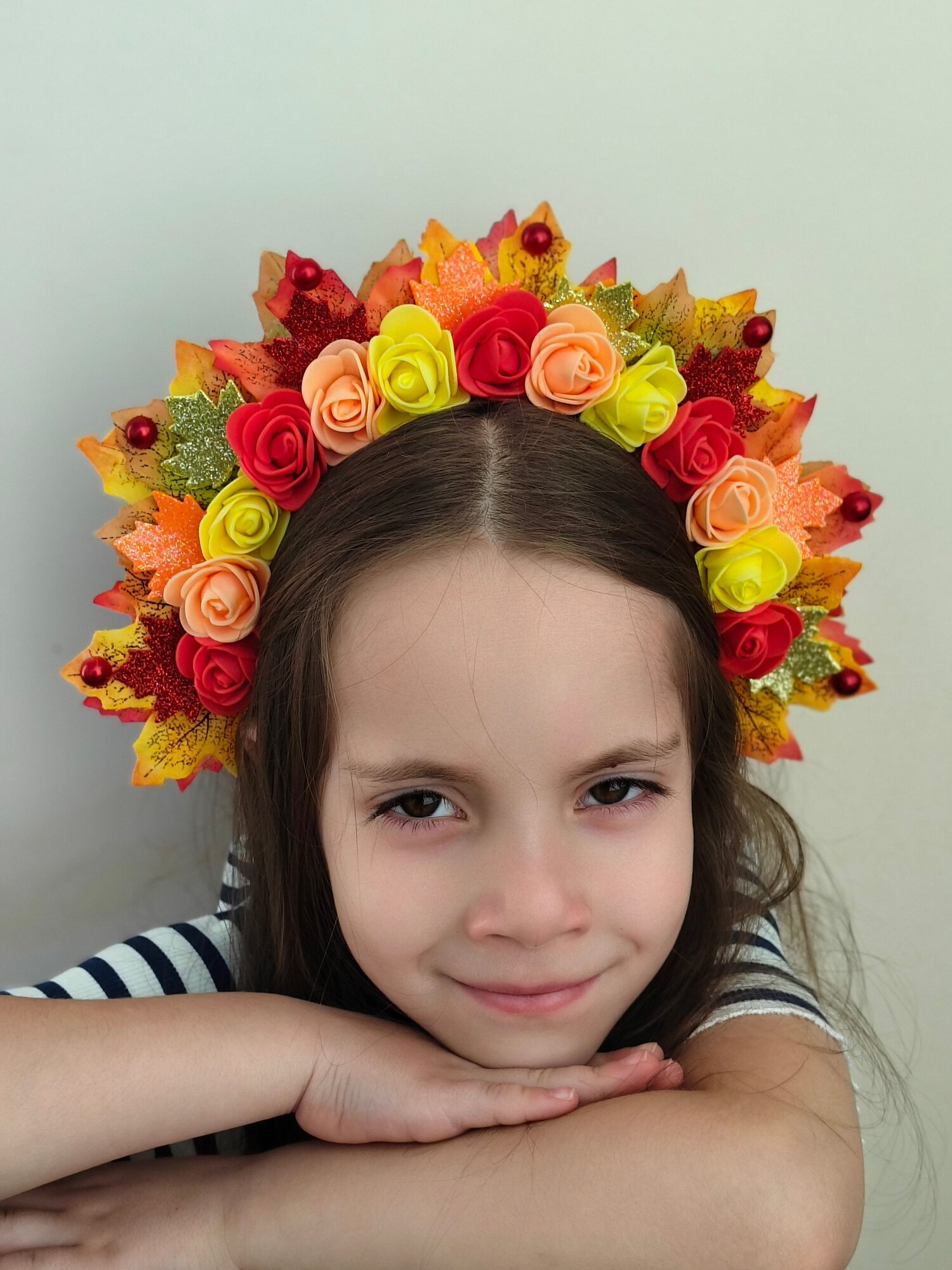Осенний ободок для девочки с листьями