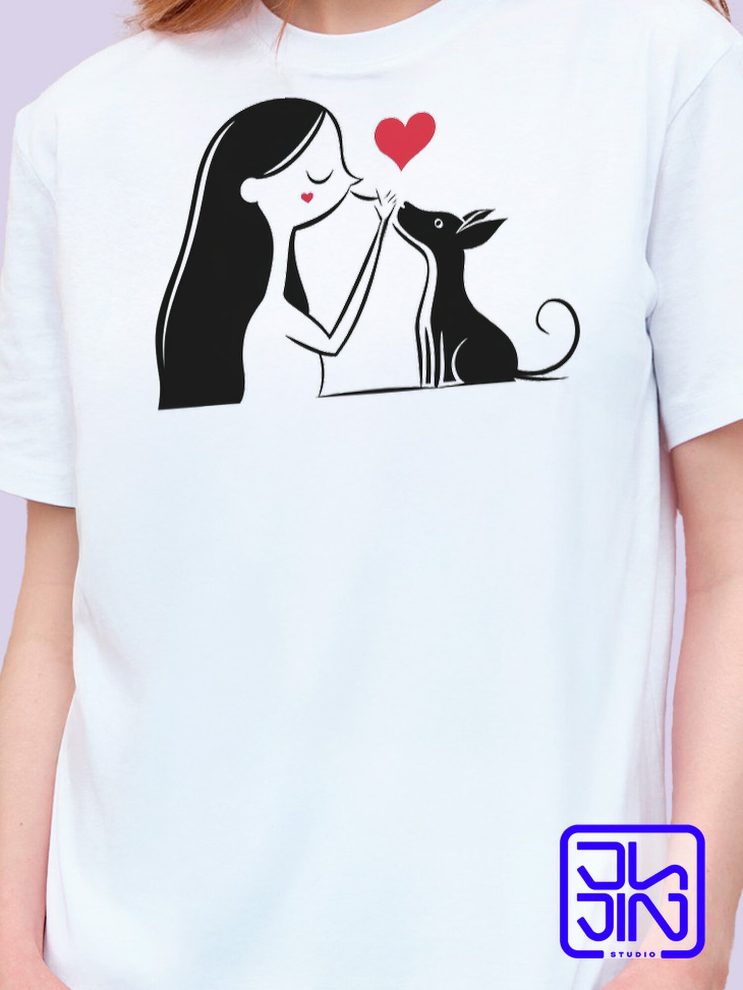 Футболка классическая женская с авторским принтом Минималистичная черно-белая девушка с собакой и красным сердцем стильная, белый хлопковый трикотаж с прикольным рисунком на груди