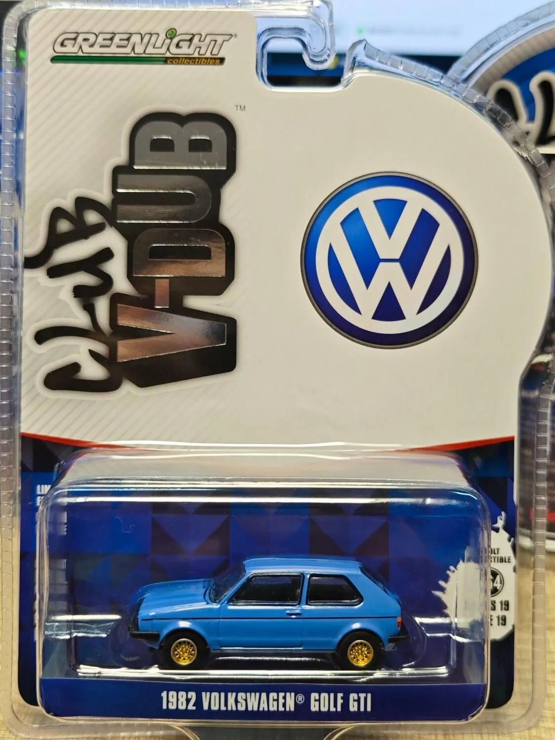 Машинка GreenLight 1/64 Club Vee-Dub Series 19-1982 Volkswagen Golf - Monaco Blue Die-cast Alloy Car Model Collection Toy Gift