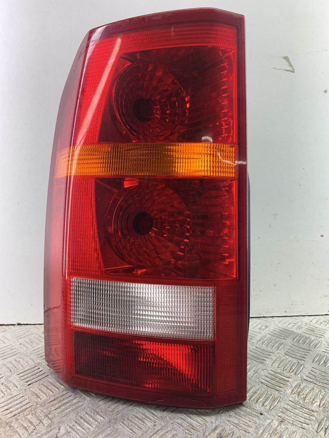 Фонарь задний левый Land Rover Discovery 3 L319 2007