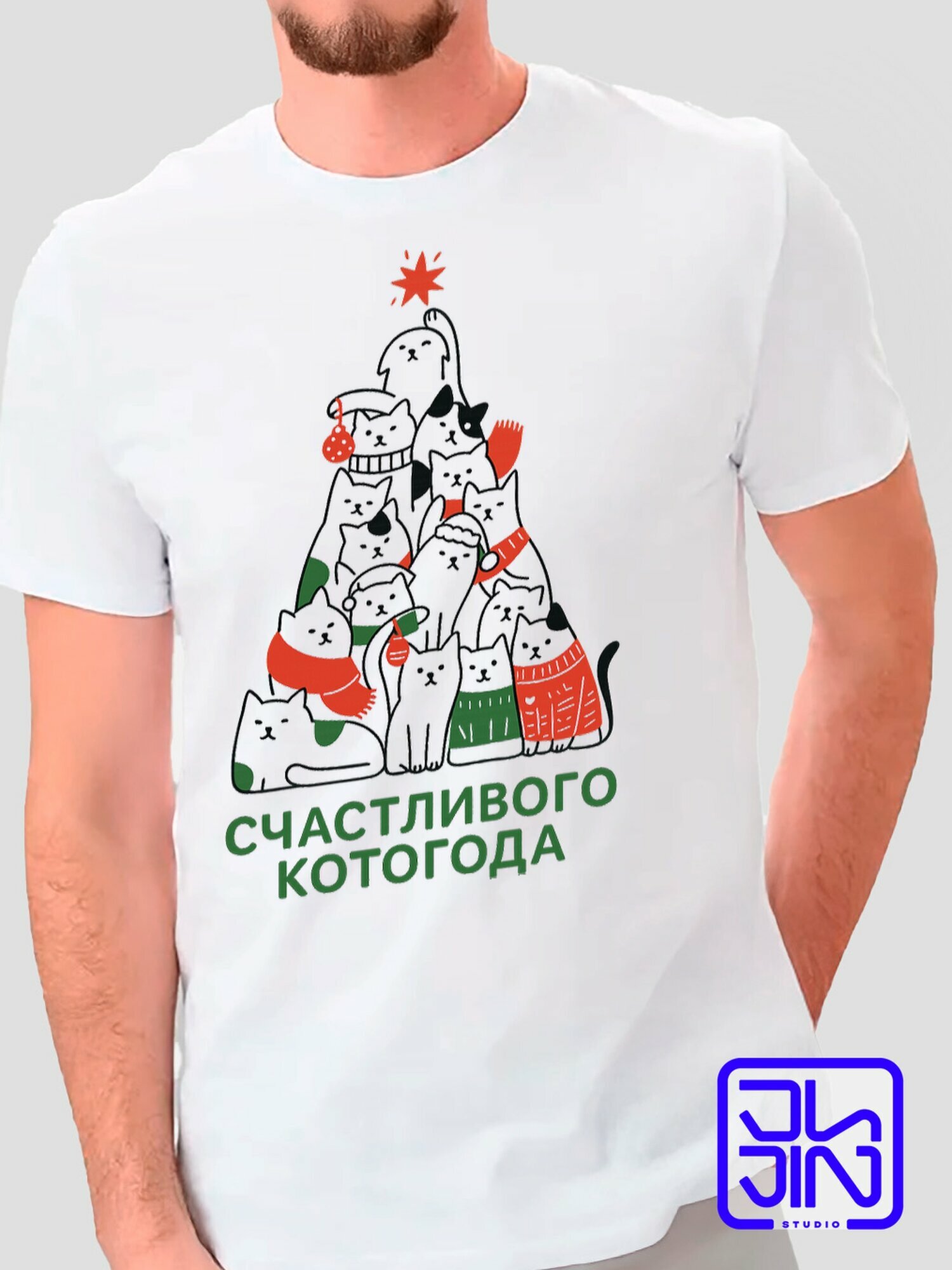 Футболка классическая мужская с авторским принтом Смешная черно-белая и черно-зеленая кошка с мемами у елки на новый год, белый хлопковый трикотаж с прикольным рисунком на груди
