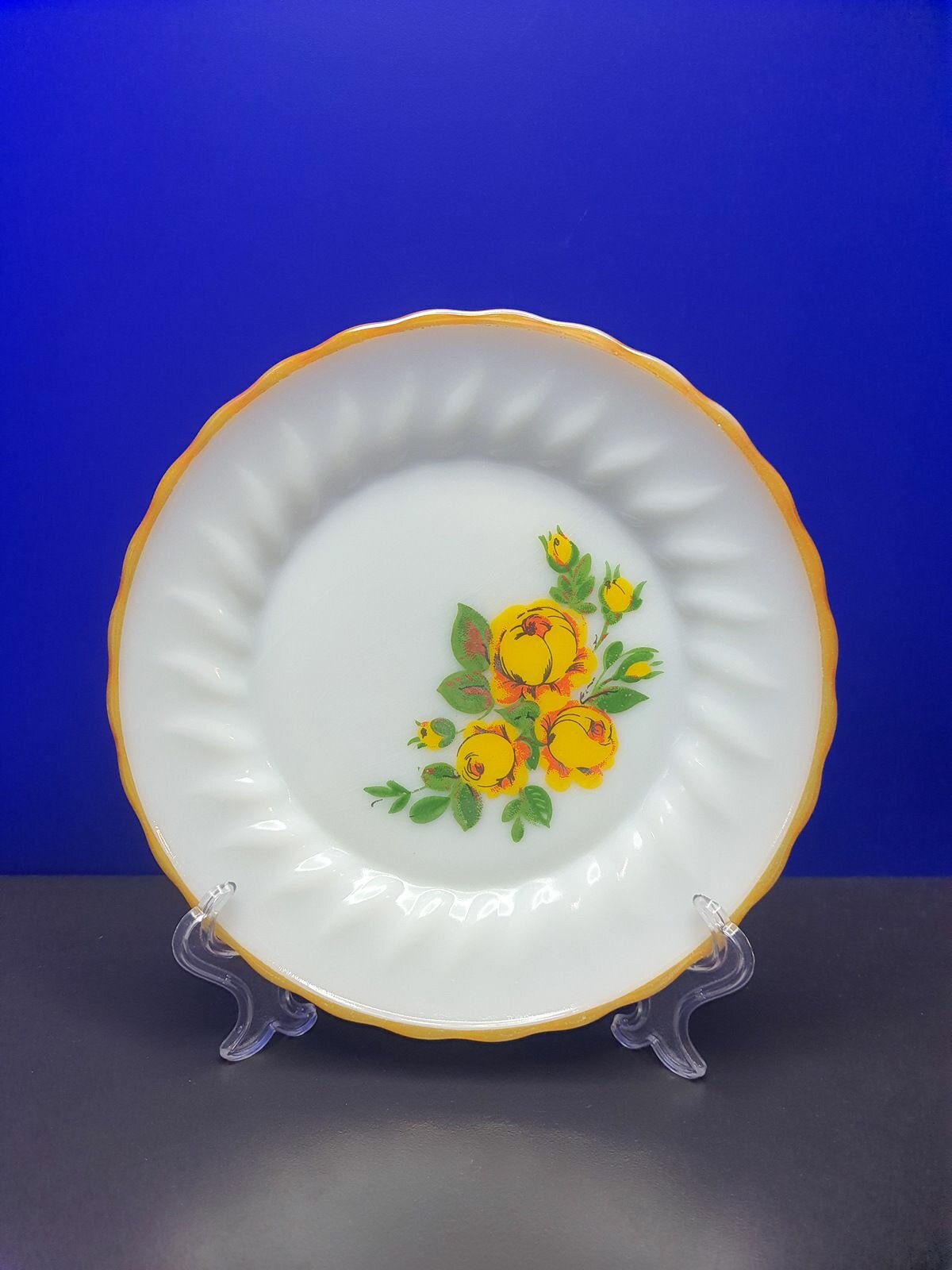 Тарелка винтажная плоская Пионы, опаловое стекло, 18,5 см, СССР 70-80е