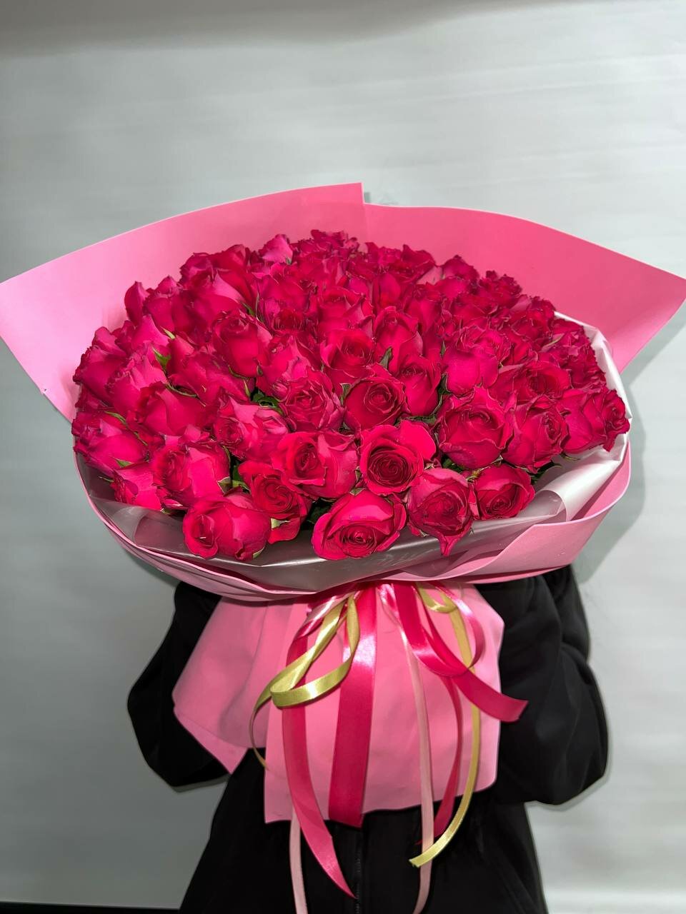 Букет живых цветов от Decoriflora, Роза, цвет Малиновый, 101 шт