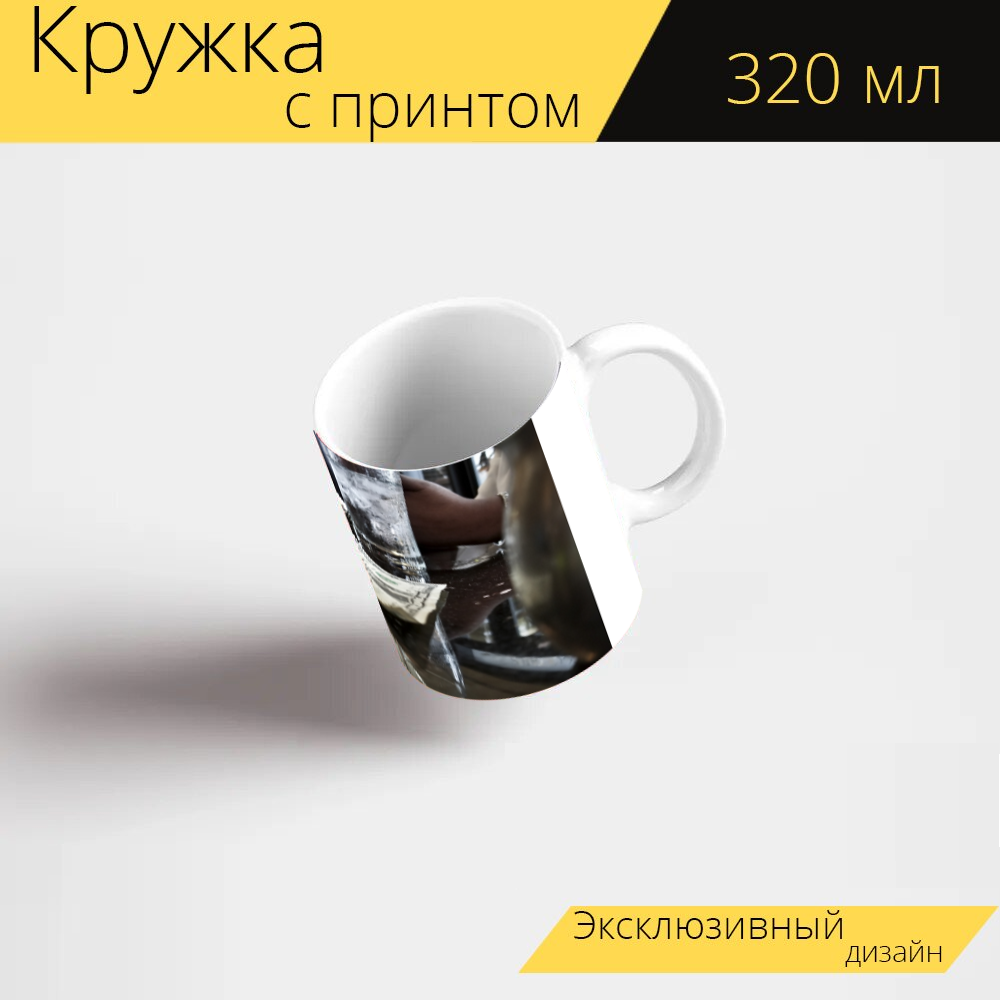 Кружка с рисунком, принтом "Питье воды и подсказки Высокий стакан холодной воды в баре с белой чашкой кофе и наконечником бар сцена вода чашка чашка кофе люди каждый день напитки" 320 мл.