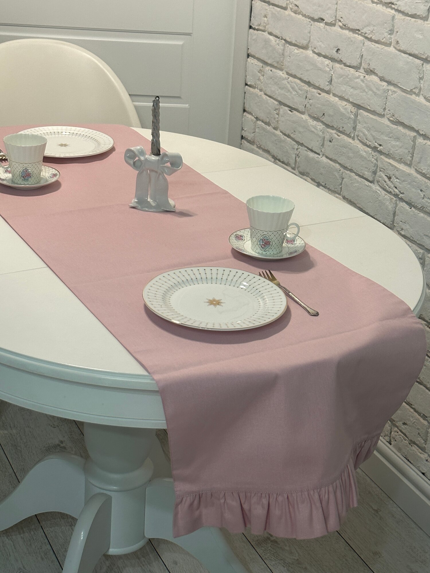 Дорожка на стол прямоугольная, розовая, с рюшами по торцам, 160*40 см, 1 шт.
