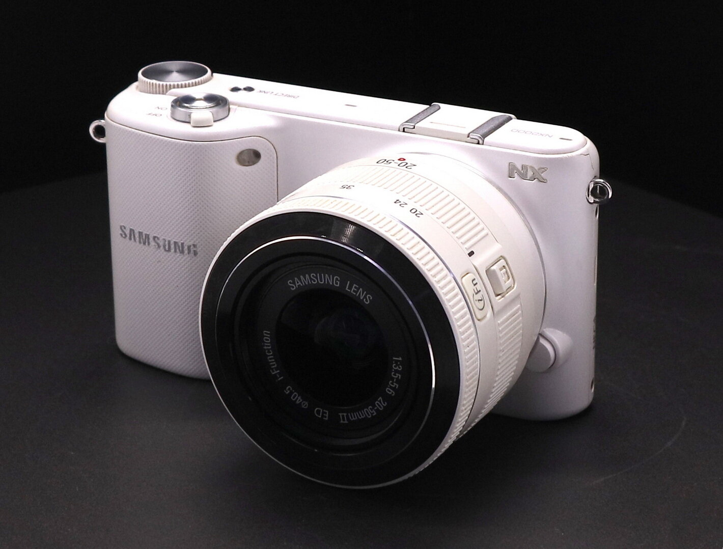 Компактный фотоаппарат Samsung NX2000 kit white