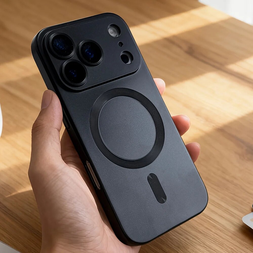 Черный чехол на iPhone 12 Pro Max с MagSafe