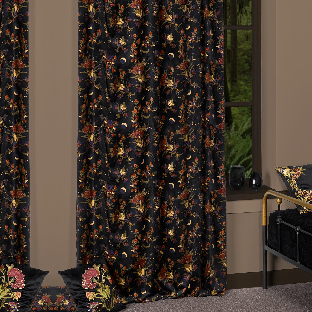 Штора готовая бархатная Taro 140 х 280 см черного цвета с принтом