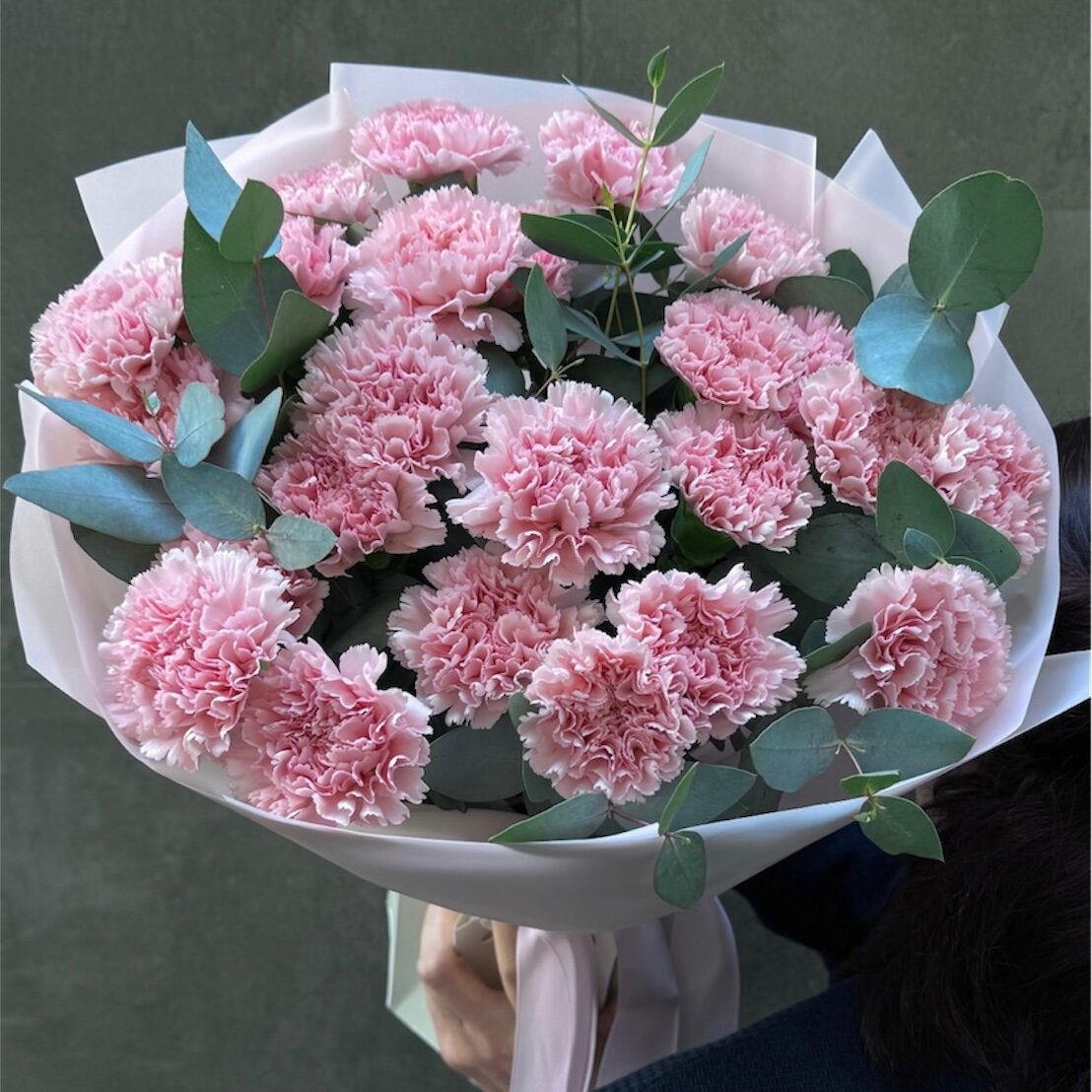 Букет из розовых диантусов 25 шт с эвкалиптом, красивый букет цветов, шикарный, премиум цветы, премиум букет
